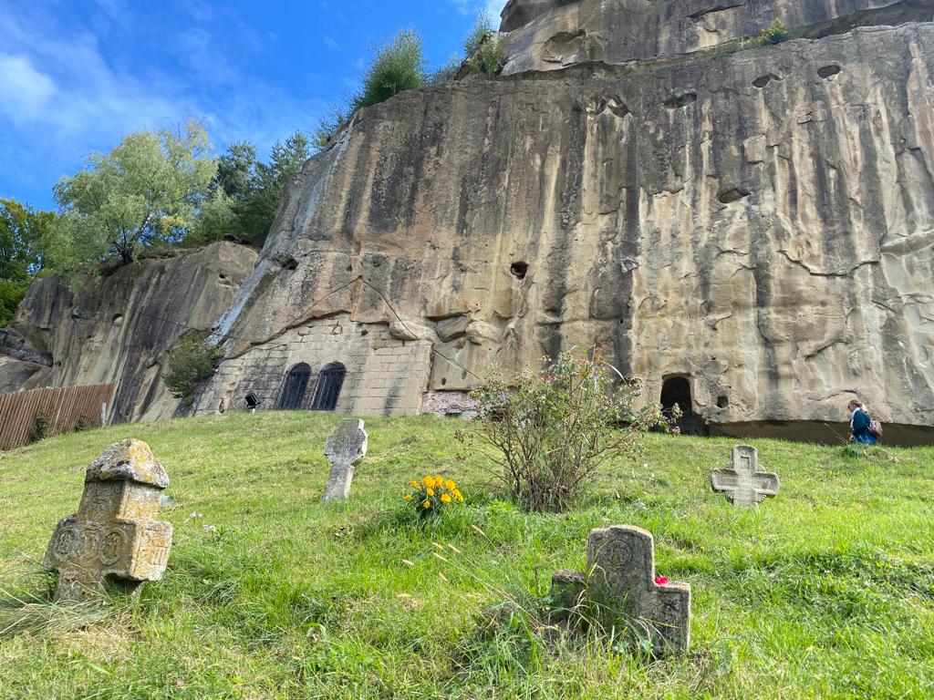 Corbii de Piatră, biserica rupestră cu două altare | GALERIE FOTO ...