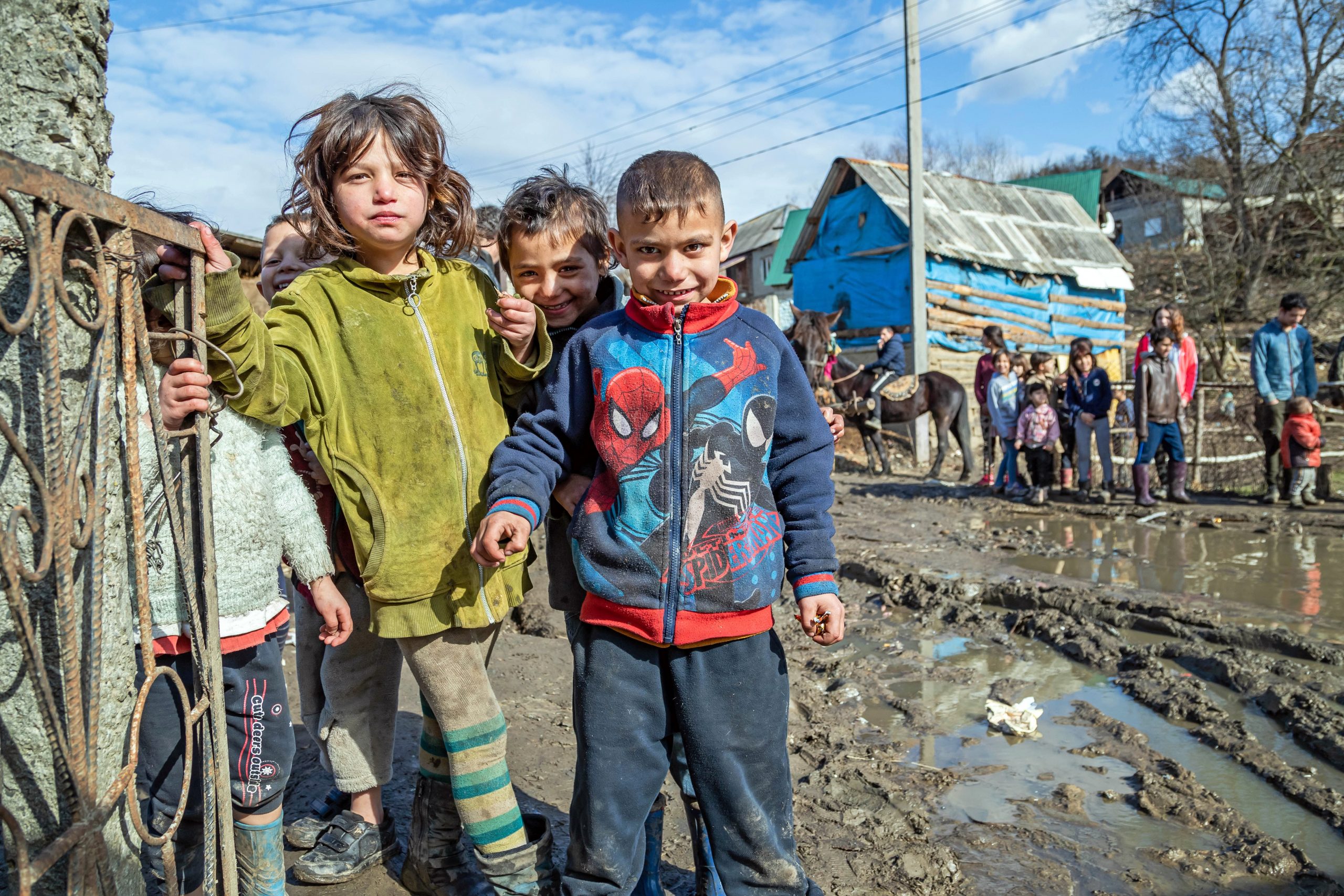 Toți copiii defavorizați aflați în riscul de a fi separați de familie ...