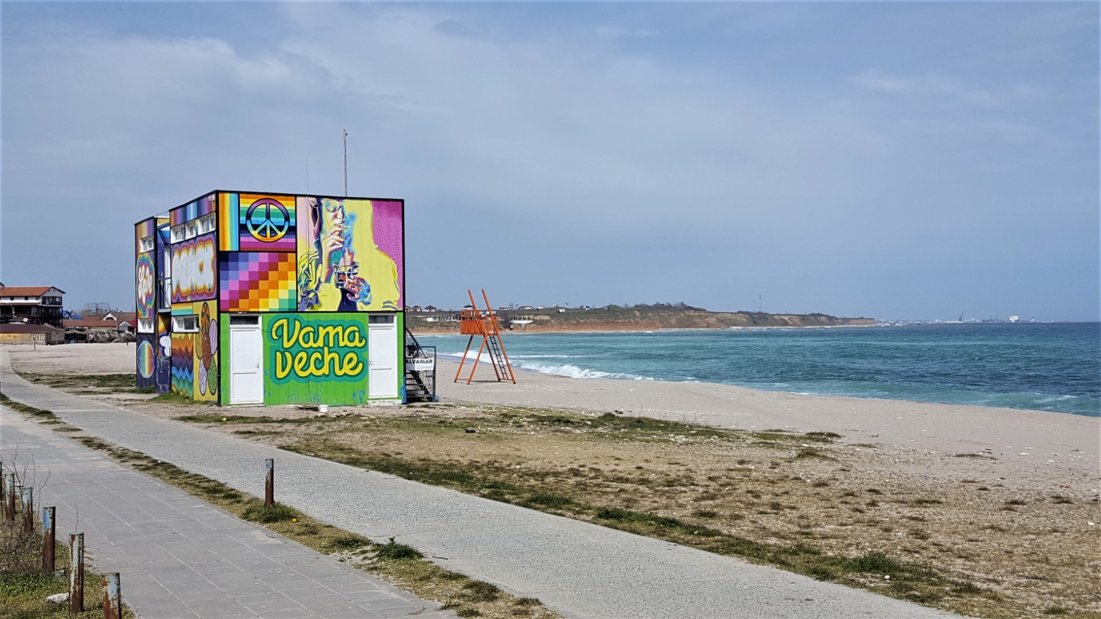 Vama Veche riscă să rămână fără plajă, în timp ce se fac înnisipări pe restul litoralului. Marea ...