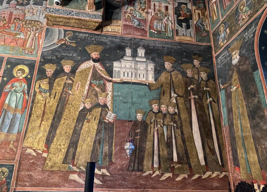 Mănăstirea Hurezi, ridicată de Constantin Brâncoveanu ca loc de înmormântare pentru el și ...