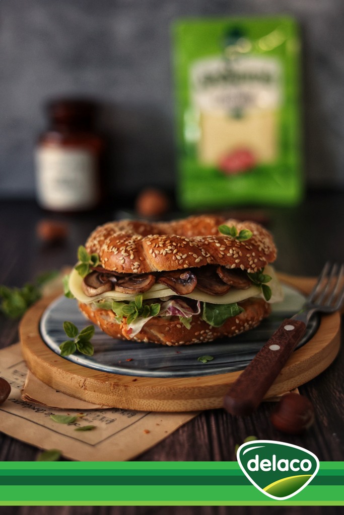 Coolinaria: Pretzel Sandwich cu hummus, felii de cașcaval Delaco ...