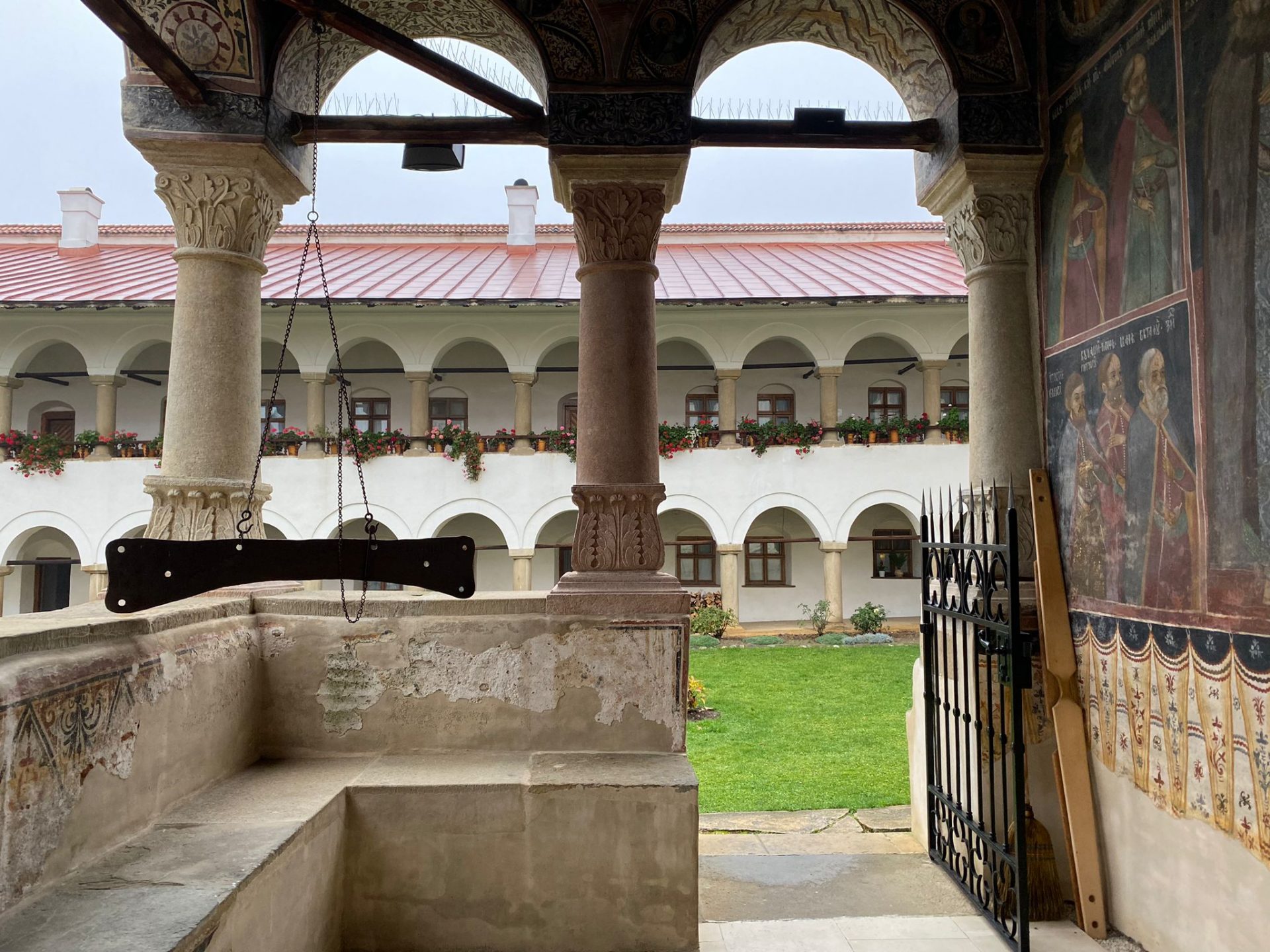 Mănăstirea Hurezi, ridicată de Constantin Brâncoveanu ca loc de ...