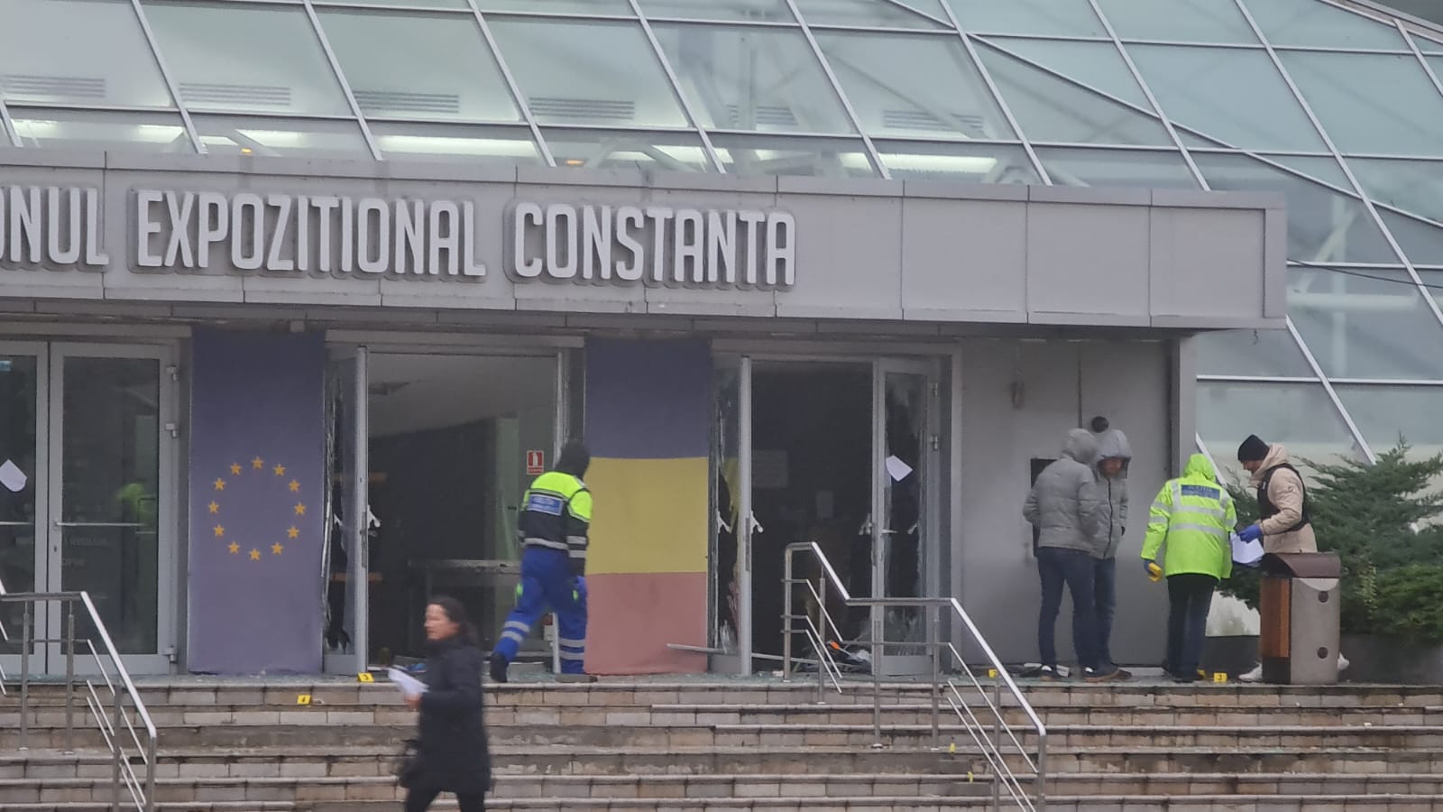 Bancomatul din fața Pavilionului Expozițional din Mamaia, aruncat în ...