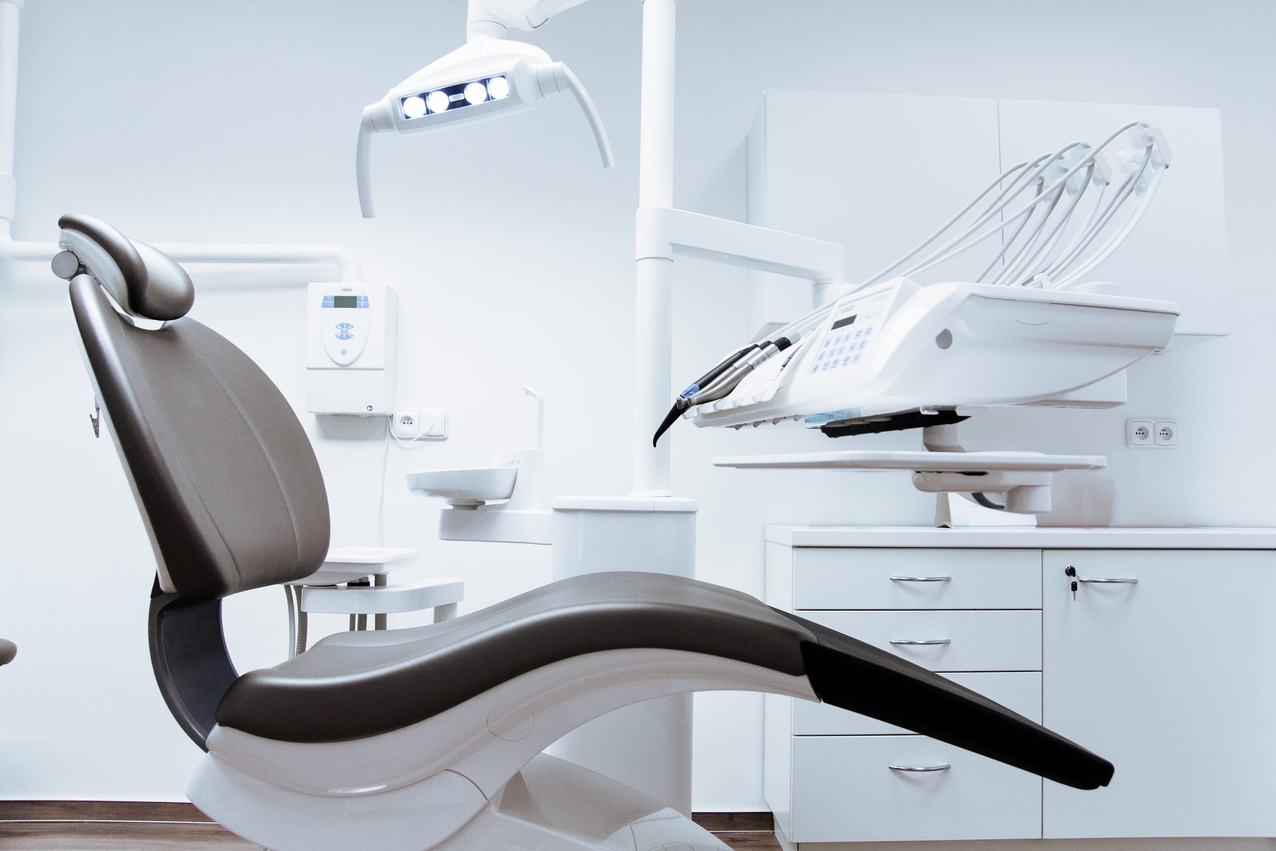 Deșteptarea: Un dentist în vârstă de 93 de ani își practică meseria cu ...