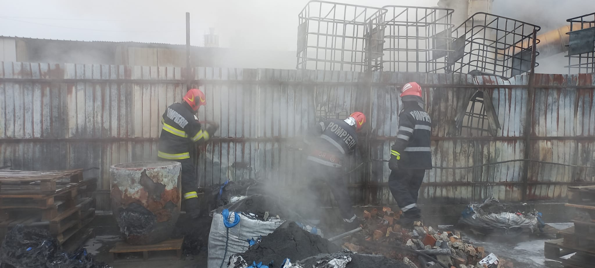 Incendiu la o topitorie din Slatina. Aproape 3 tone de combustibil ...