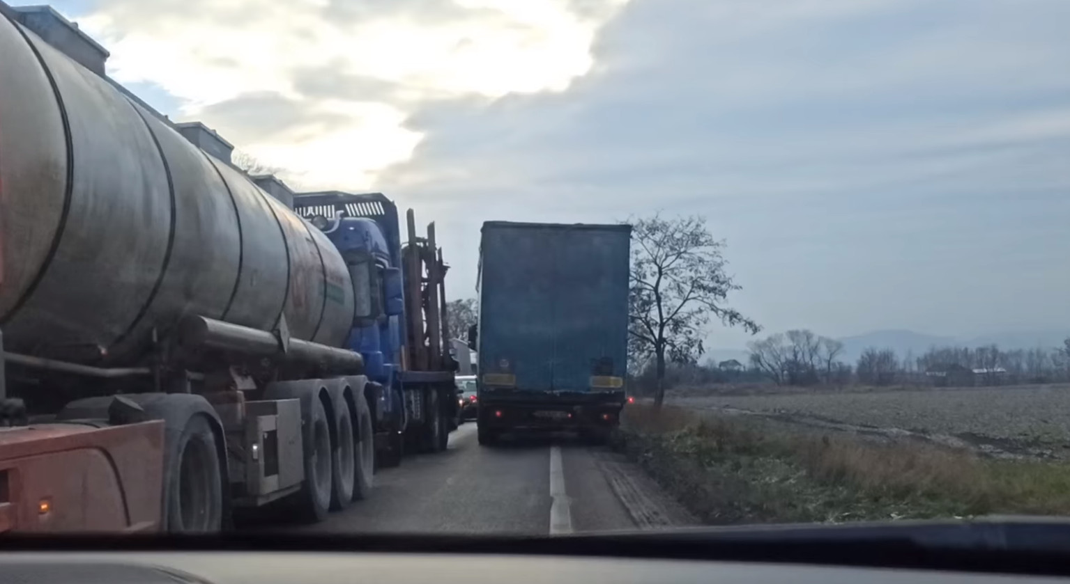 Coadă cu sute de tiruri, pe zeci de kilometri, la ieșirea spre Ucraina ...