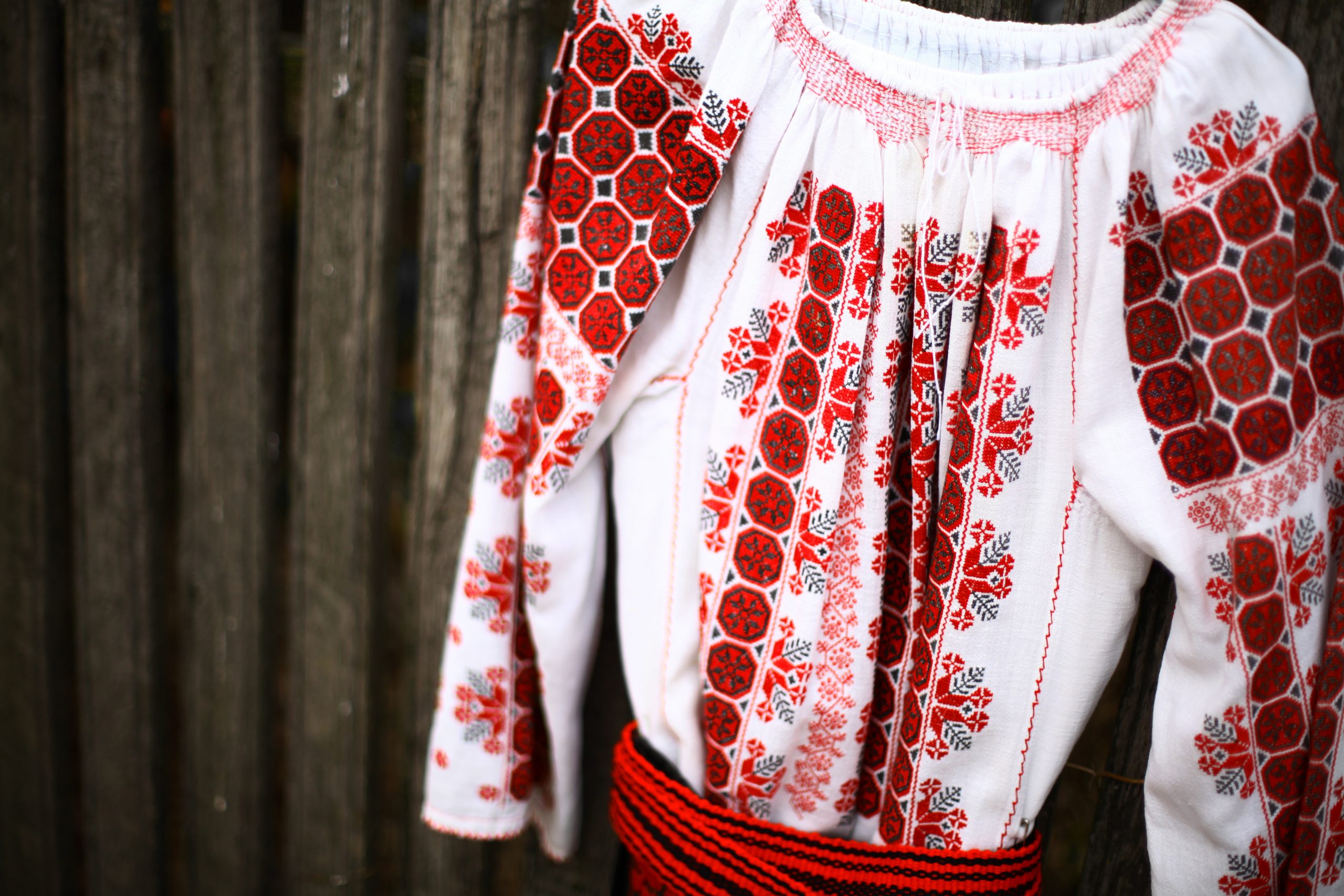 Cămașa cu altiță, cunoscută drept „ia românescă”, a fost inclusă în ...