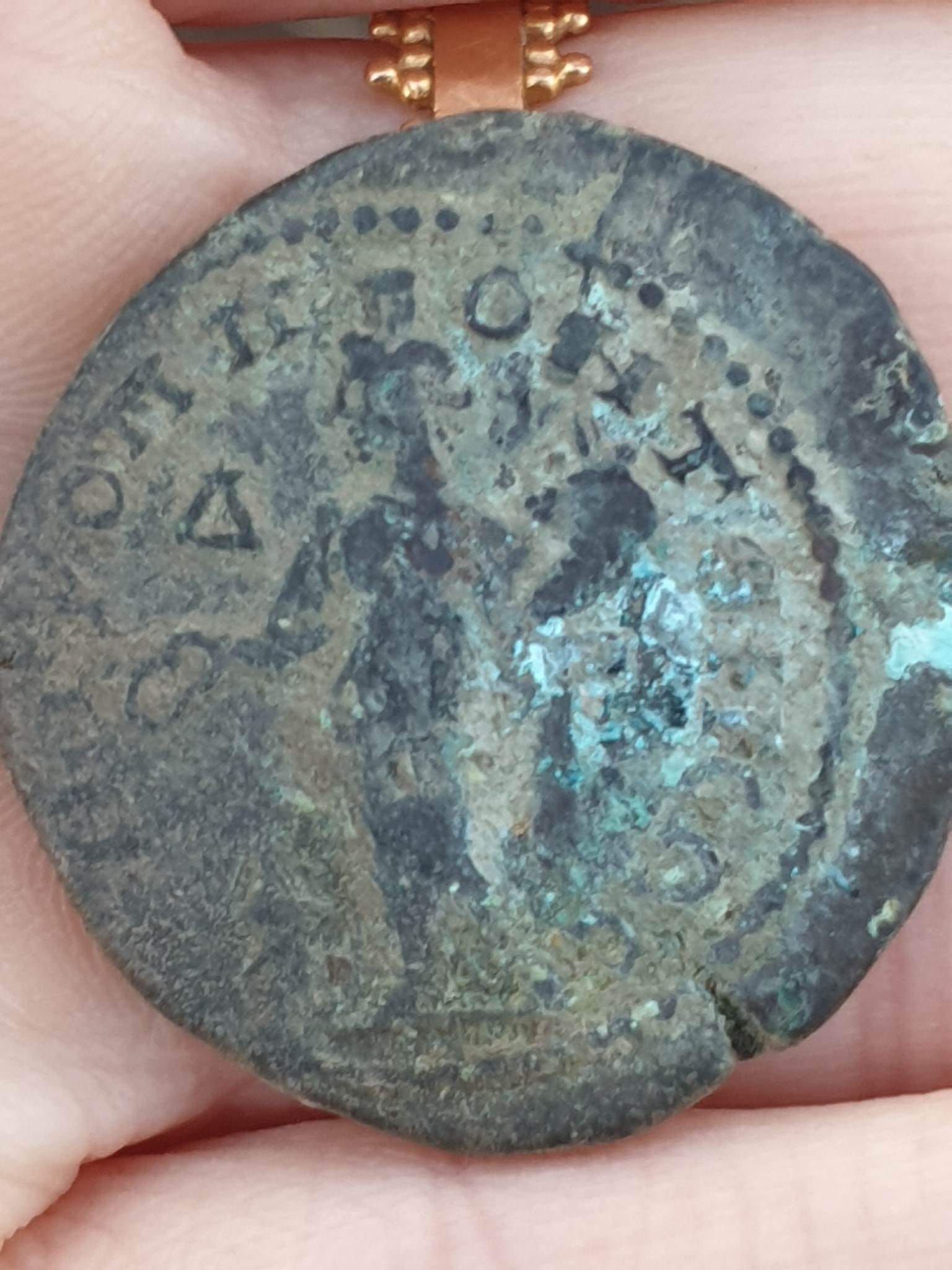 Vas cu monede antice, descoperit la marginea satului Ciobănița din ...