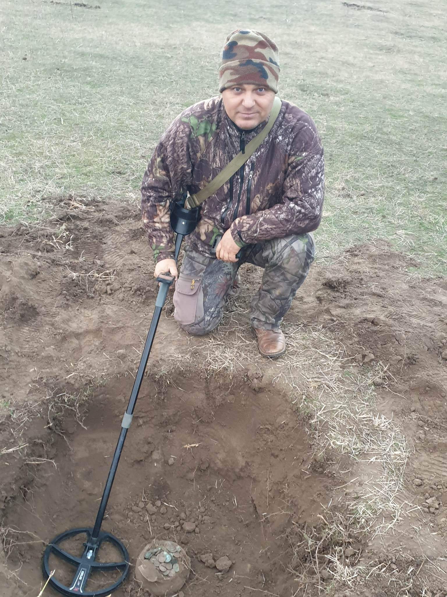 Vas cu monede antice, descoperit la marginea satului Ciobănița din ...