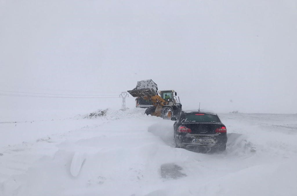 Mai multe drumuri închise în sud-estul țării, din cauza viscolului și a ...
