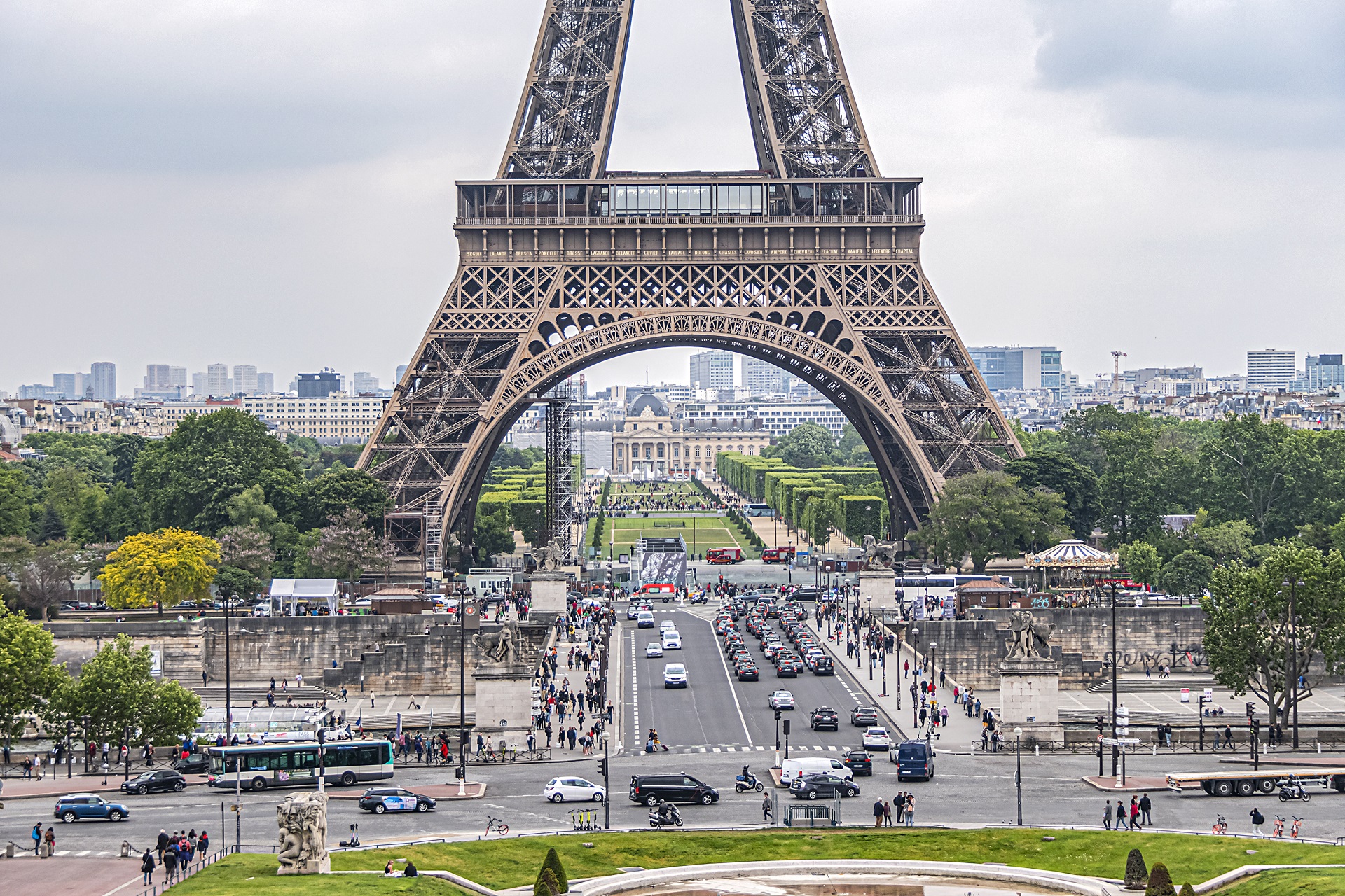 Explozie la Paris. Peste 30 de oameni au fost răniți | AUDIO : Europa FM