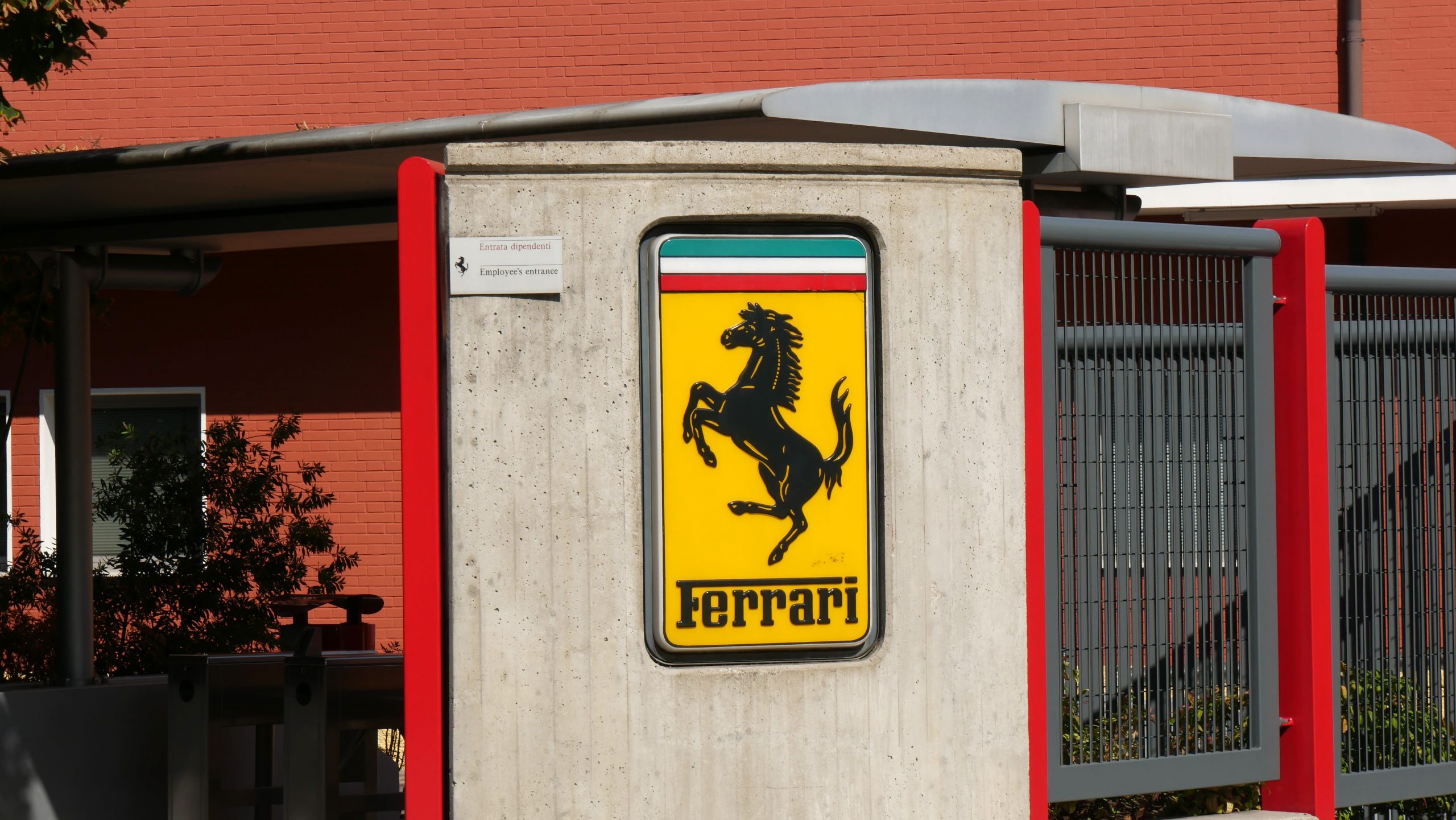 Compania Ferrari a răsplătit 5.000 de angajați cu câte 13.500 de euro ...