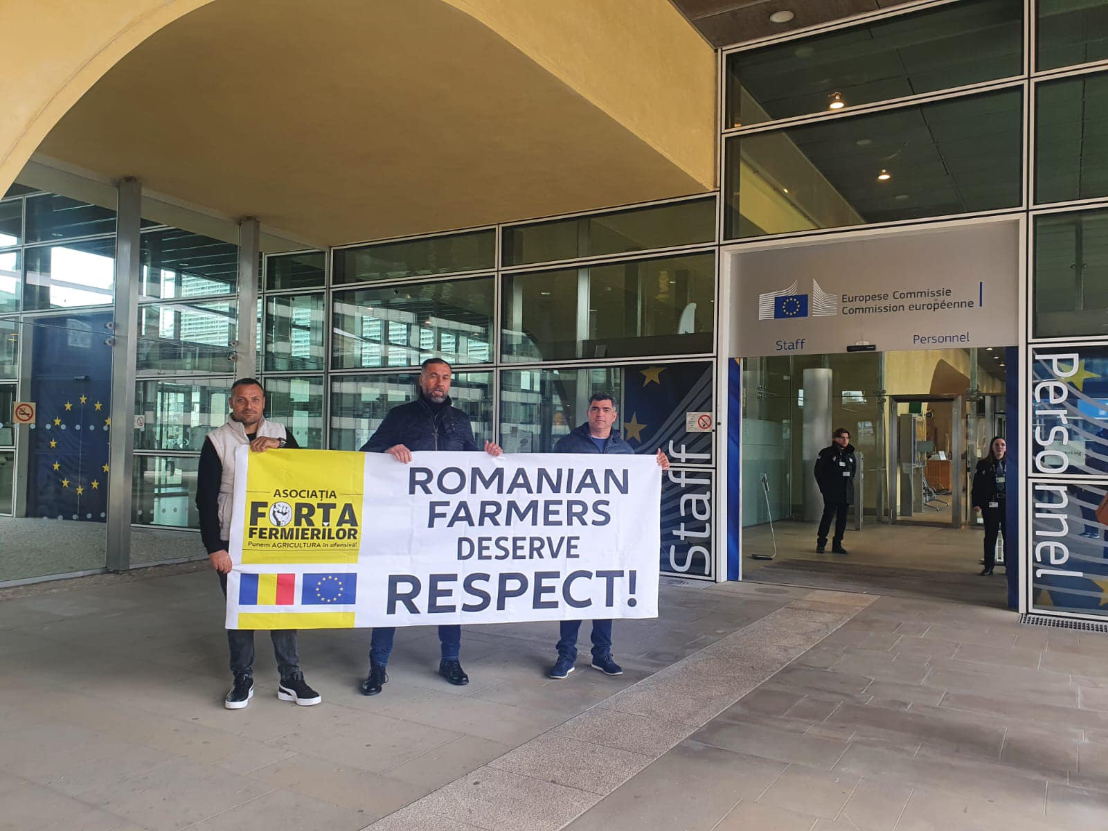 Mai mulți fermieri români protestează la Comisia Europeană și cer ...