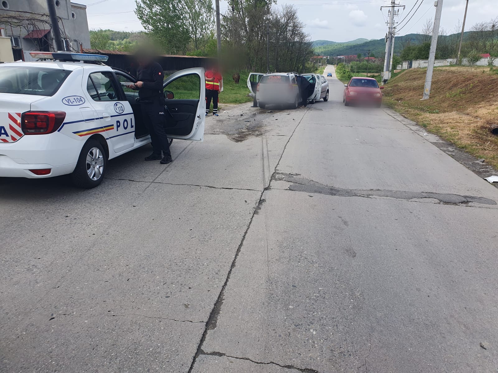 Vâlcea: Ambulanță cu pacienți pentru dializă, implicată într-un accident rutier. 6 oameni au ...