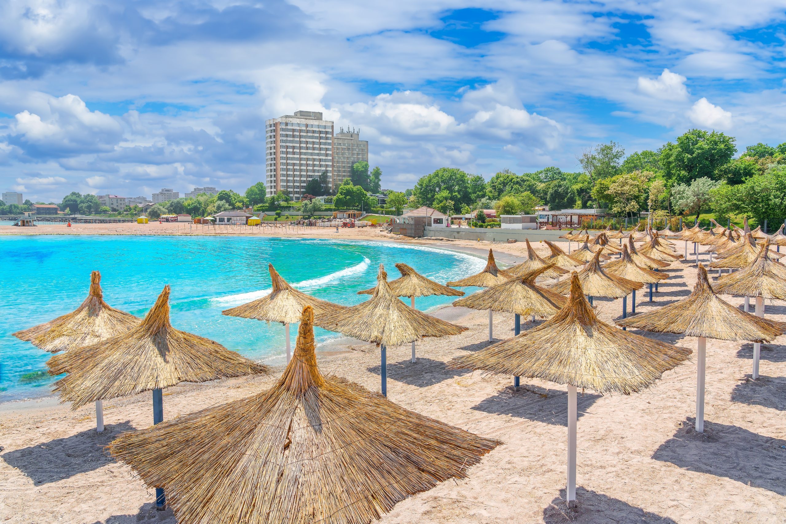 Minivacanța de Rusalii aduce pe litoral zeci de mii de turiști. Mamaia are cele mai multe ...