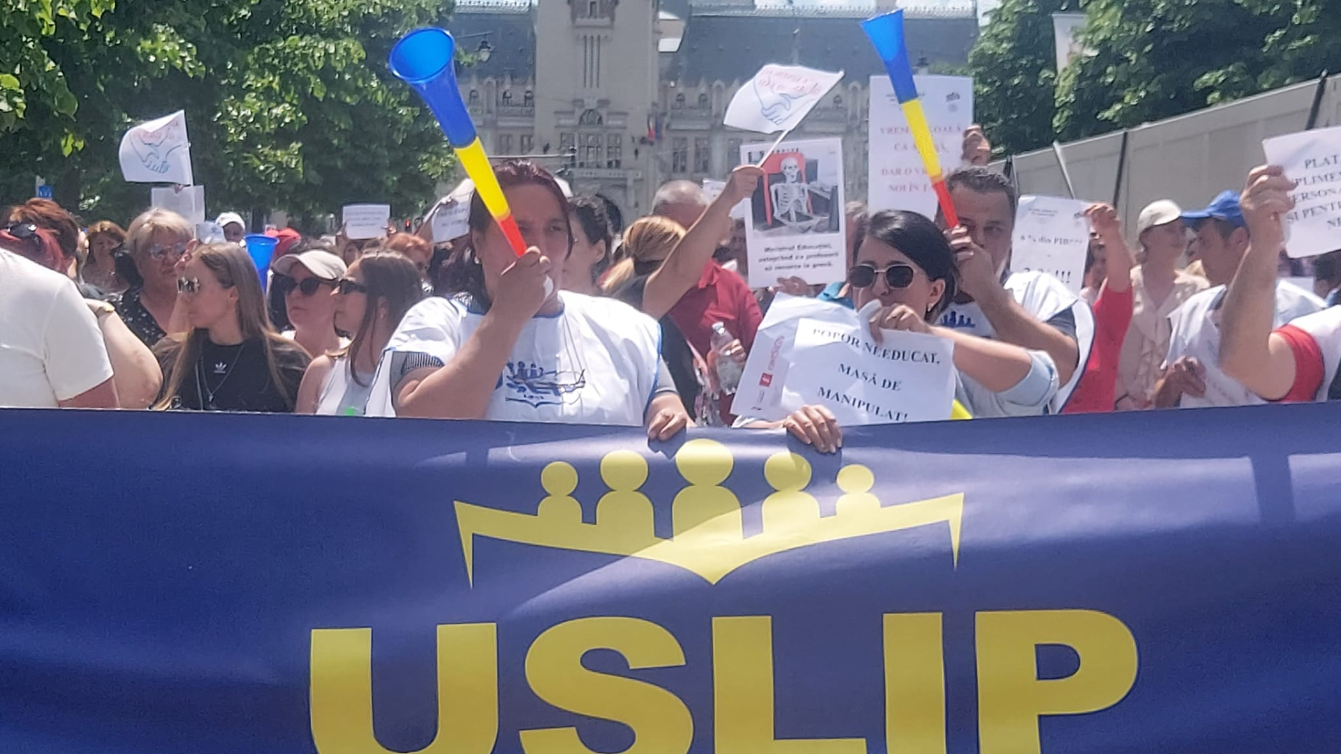 Iași: Protest cu 3000 de sindicaliști din educație în fața Prefecturii ...