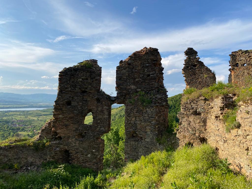 Cetatea Colț, posibilă sursă de inspirație pentru romanul “Castelul din ...
