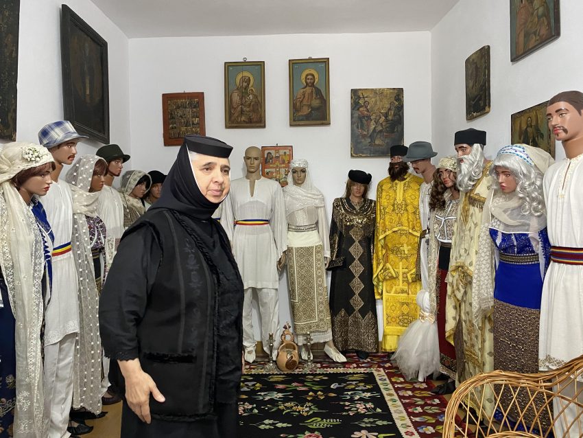 Icoana de la Mănăstirea Nămăiești, considerată a fi cea mai veche din ...