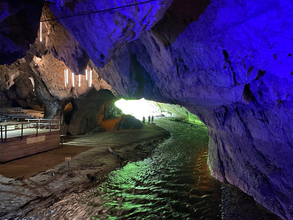 Peștera Bolii, una dintre puținele peșteri din țară străbătute de râu ...