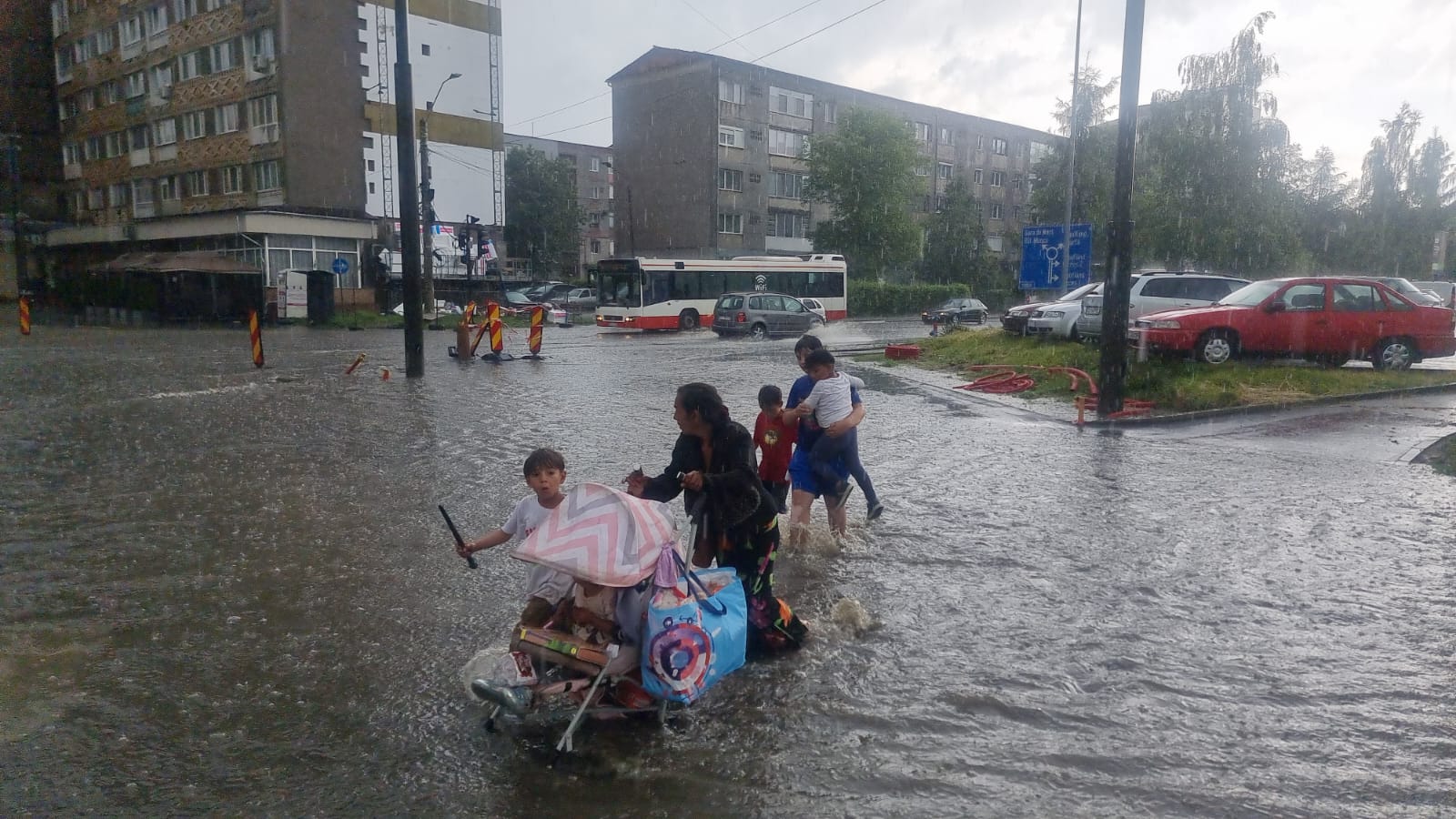 Inundații la Reșița, în urma unei ploi puternice. În mai multe ...