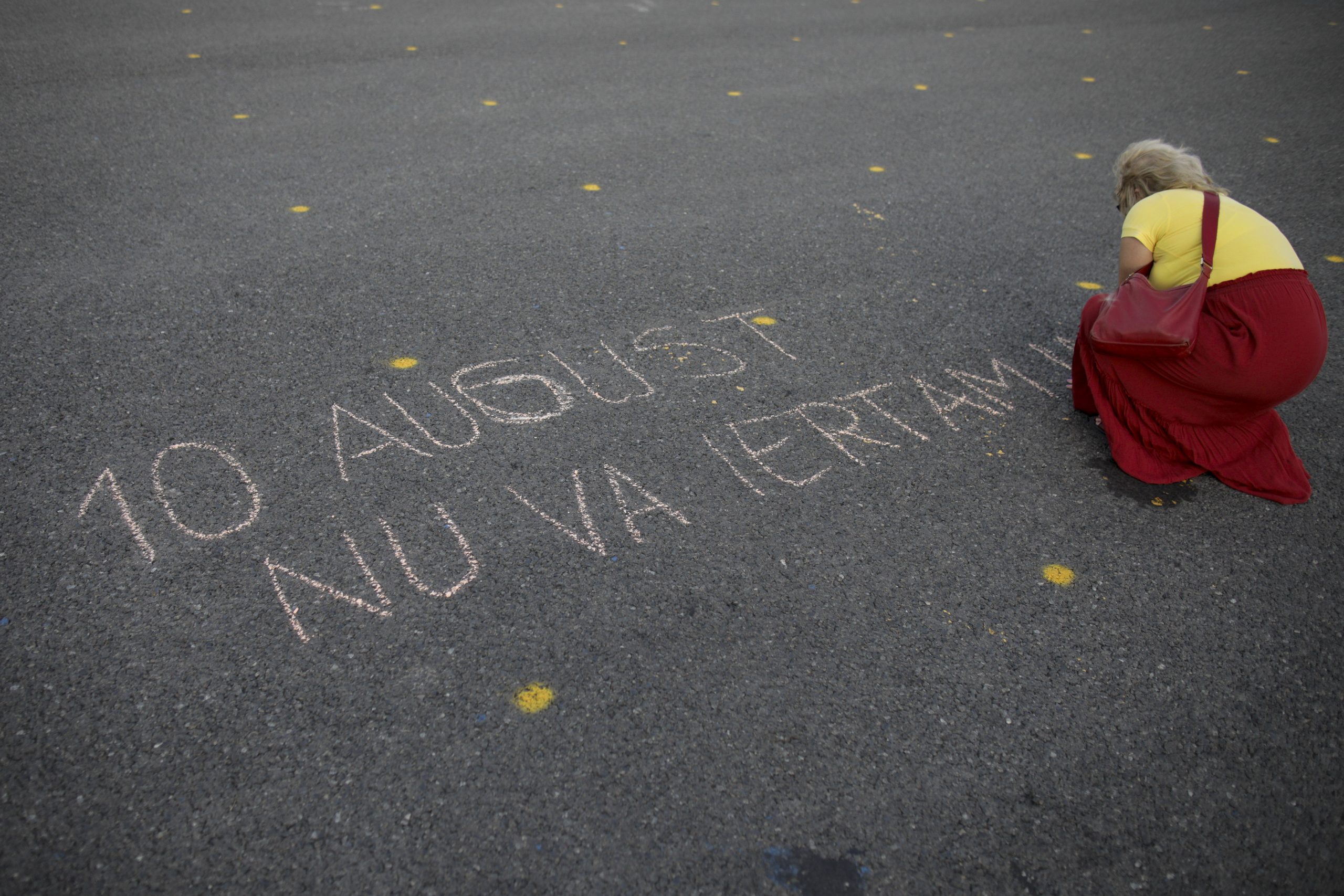 Protestul „10 august” a început în Piața Victoriei. Oamenii scandează ...