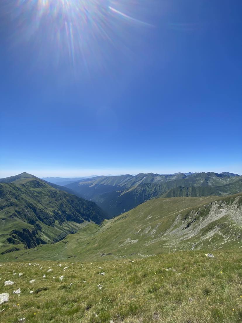 Traseul spre Vârful Moldoveanu, spectacol pe “Acoperișul României ...