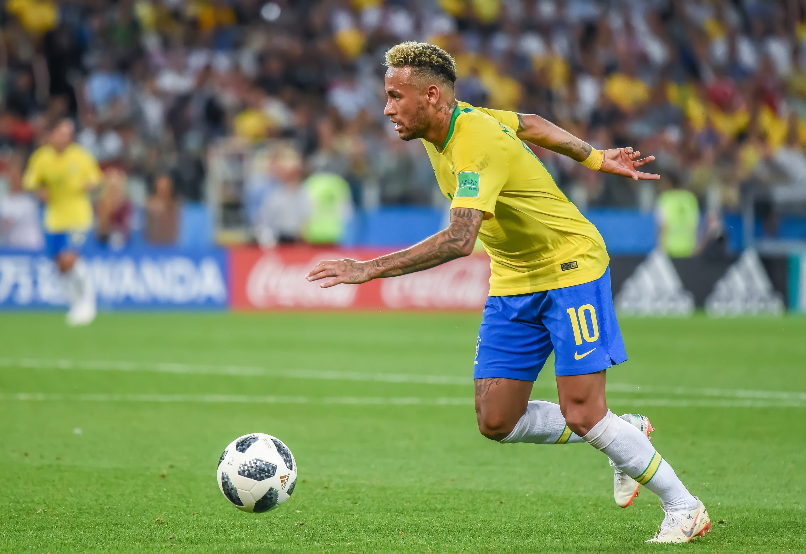 PSG l-a vândut pe brazilianul Neymar pentru 100 de milioane de euro. Va ...