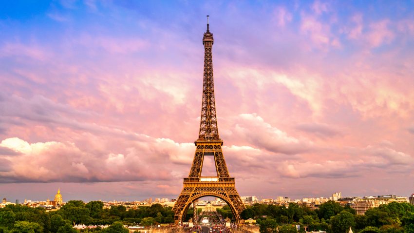 Programul de vizitare al Turnului Eiffel, dat peste cap de un bărbat care a sărit cu parașuta ...