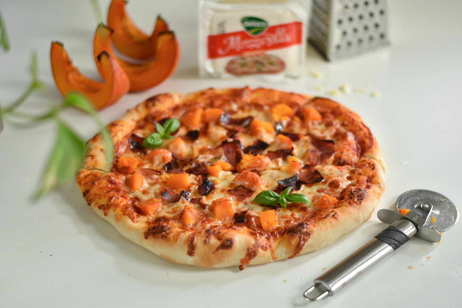 Coolinaria: Pizza cu bacon crocant și dovleac copt, pe un pat delicios ...