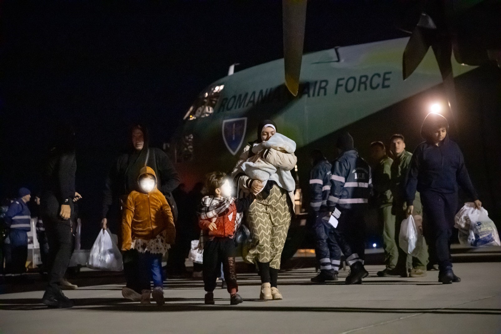 S-a redeschis punctul de trecere a frontierei de la Rafah. 100 de ...