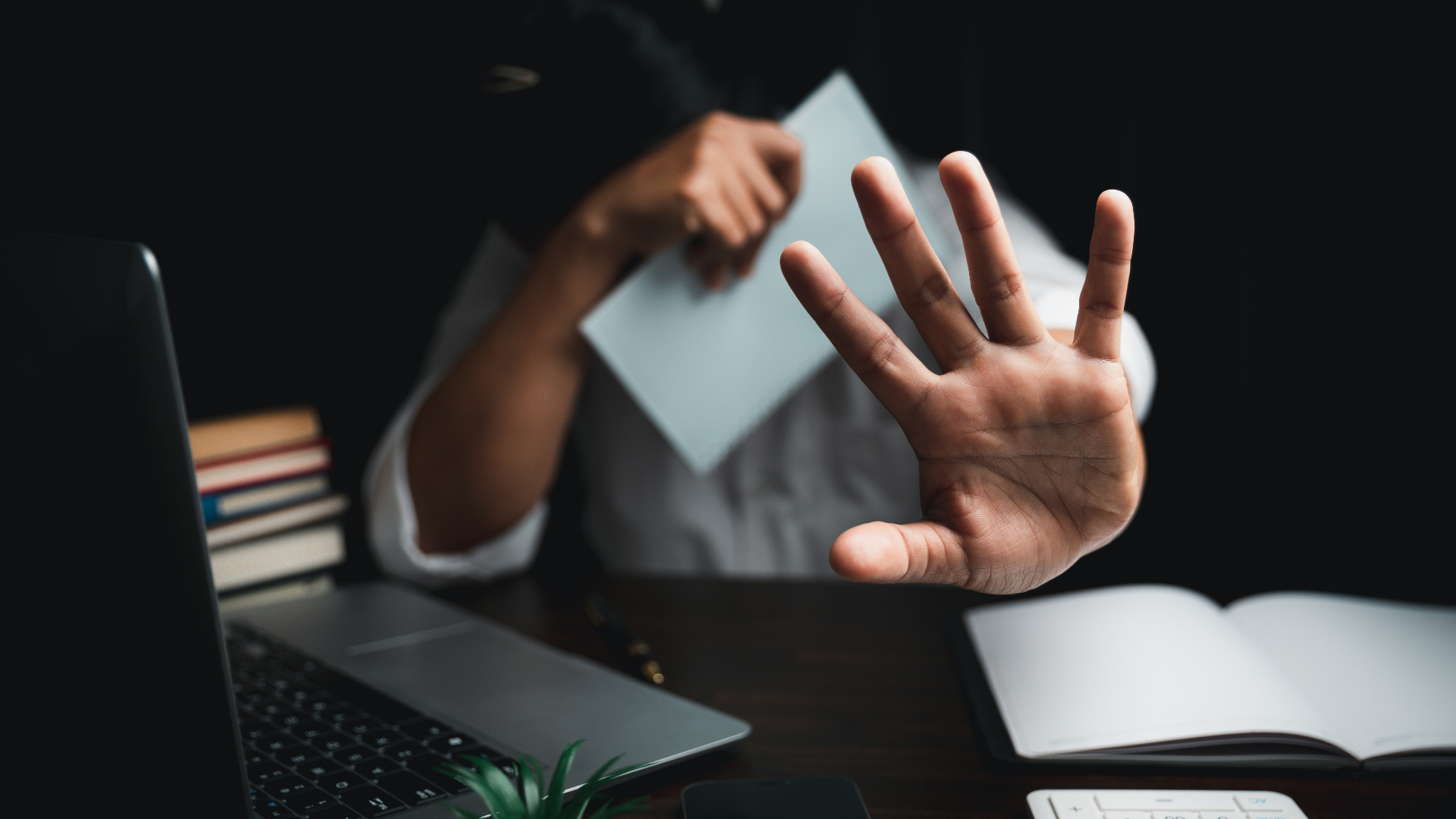 Guvernul a adoptat un proiect de lege care stabilește că angajații sunt protejați de actele de ...