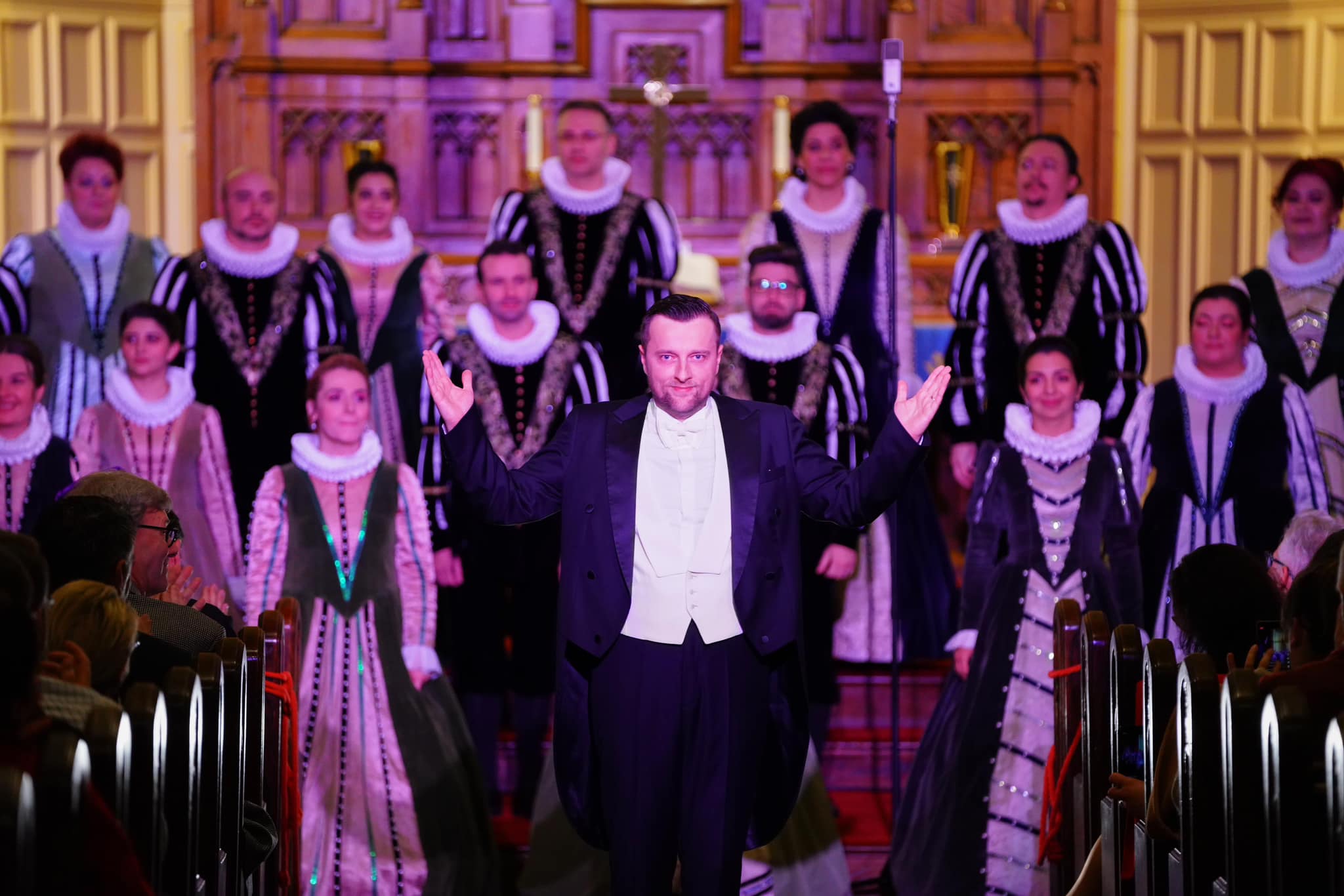 Membrii Corului Madrigal au intonat imnul României la bordul avionului ...