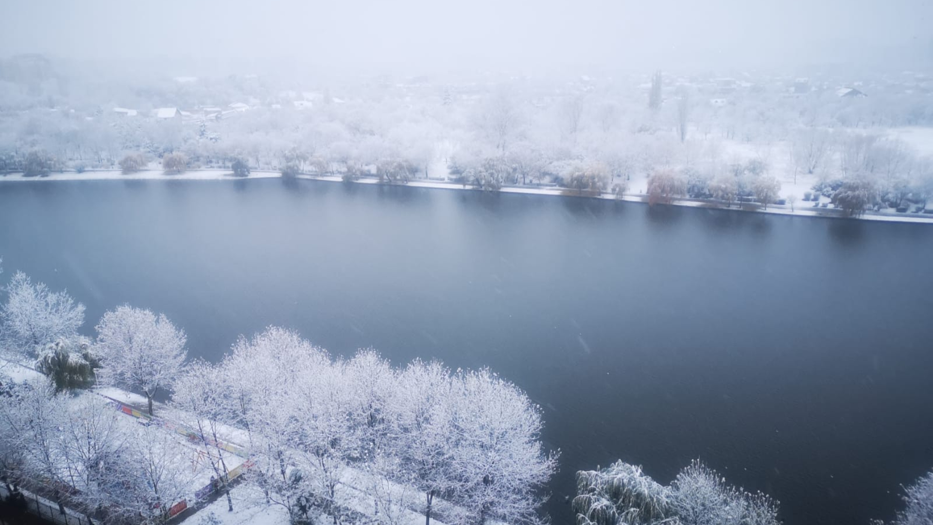 Reacțiile bucureștenilor la prima zăpadă din 2023. ANM: Va ninge până ...