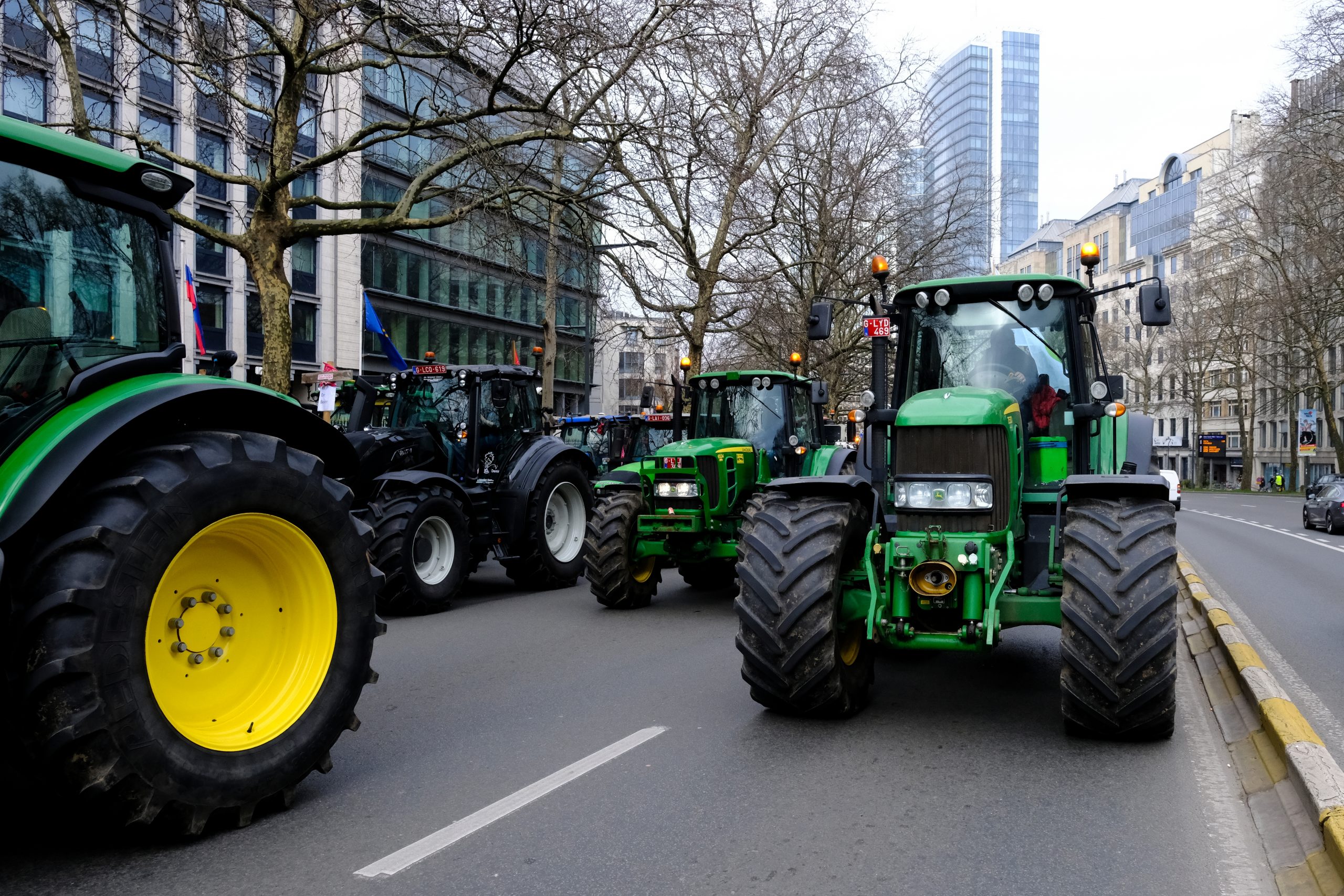 Proteste ale fermierilor la Bruxelles: Agricultorii vin cu tractoare în ...
