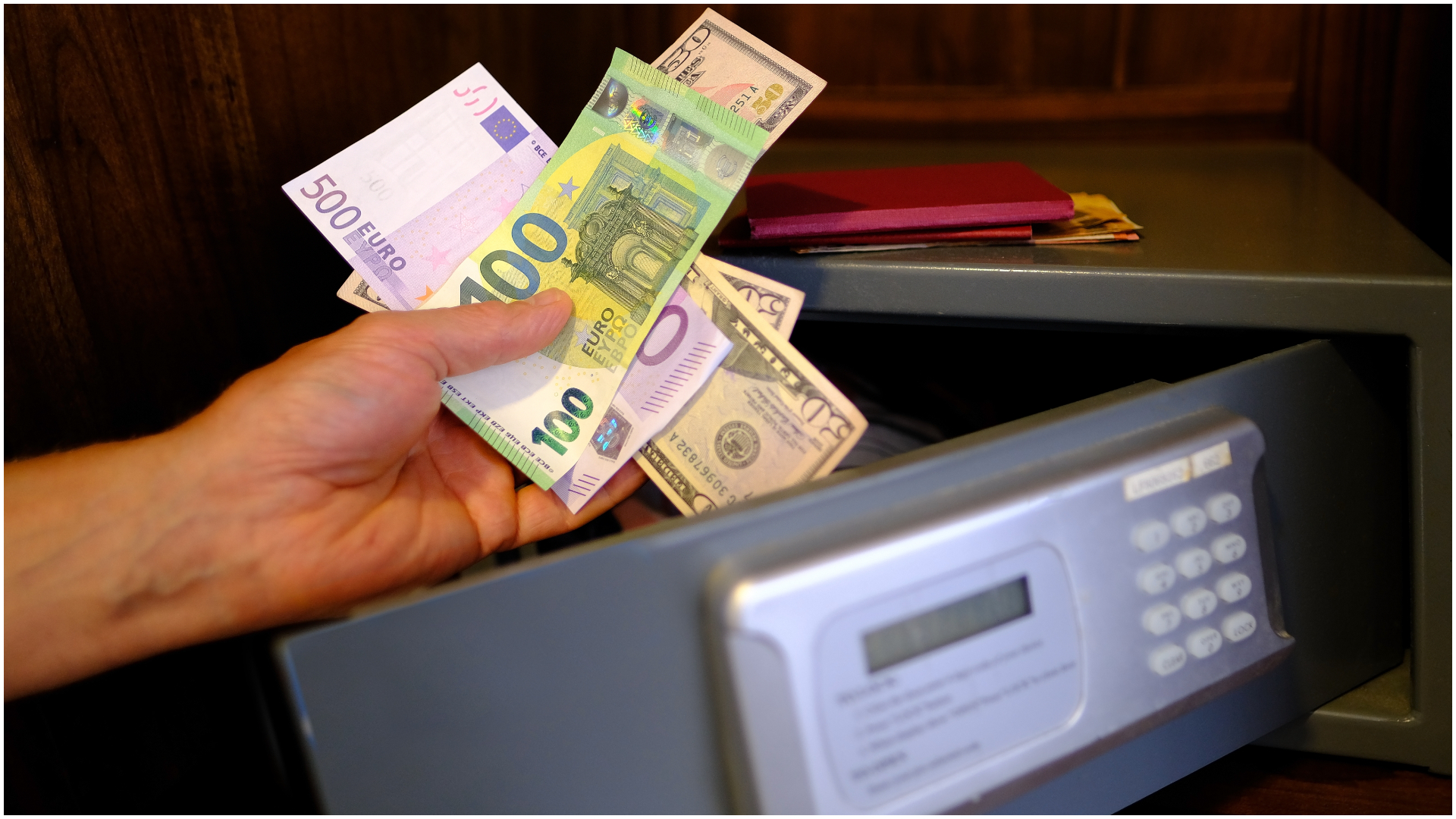 Doi tineri din Iași, acuzați că au furat un seif cu bani și bijuterii ...