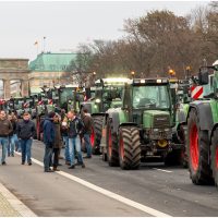 Peste 200 de fermieri români participă astăzi la protestele de la ...