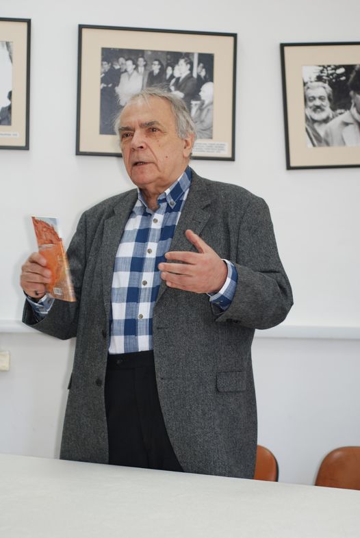 Persoanele care doresc să îi aducă un ultim omagiu lui Nicolae ...