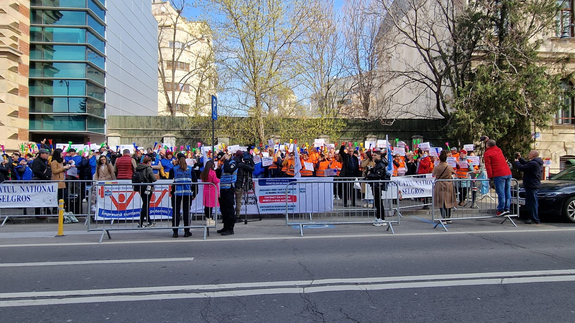Angajații din supermarketuri și hipermarketuri, proteste în fața ...