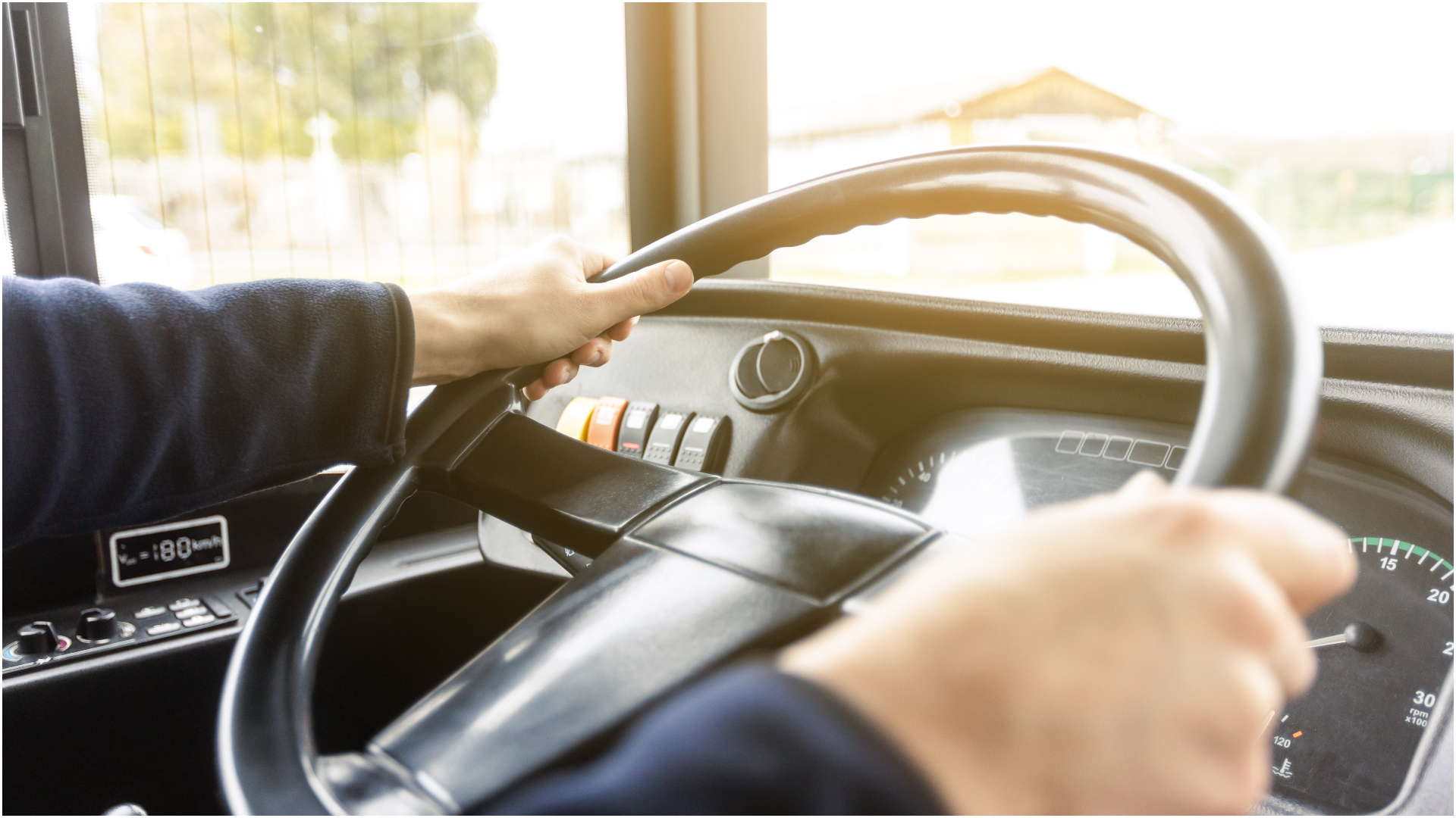 Șoferul unui microbuz școlar, plin de copii, dosar penal și amendă după ...