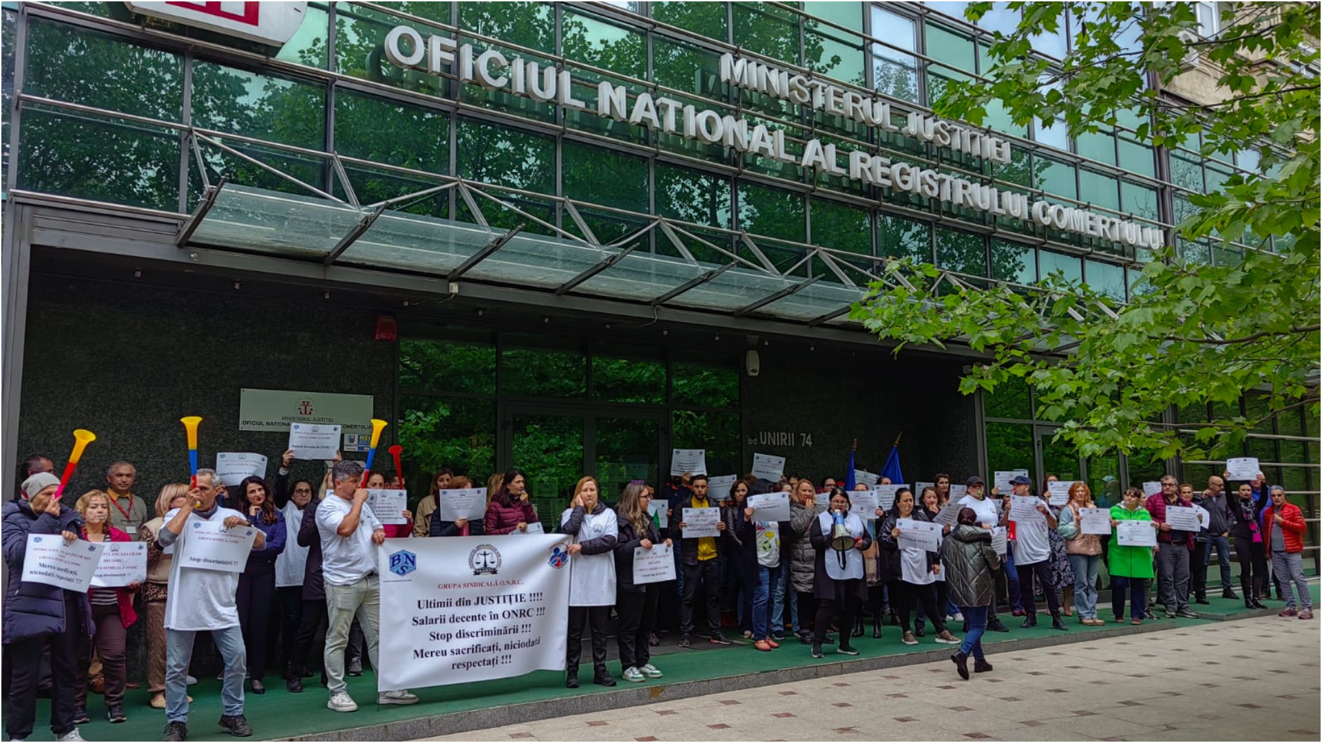 Protest al angajaților ONRC în fața Ministerului Justiției. Monica ...