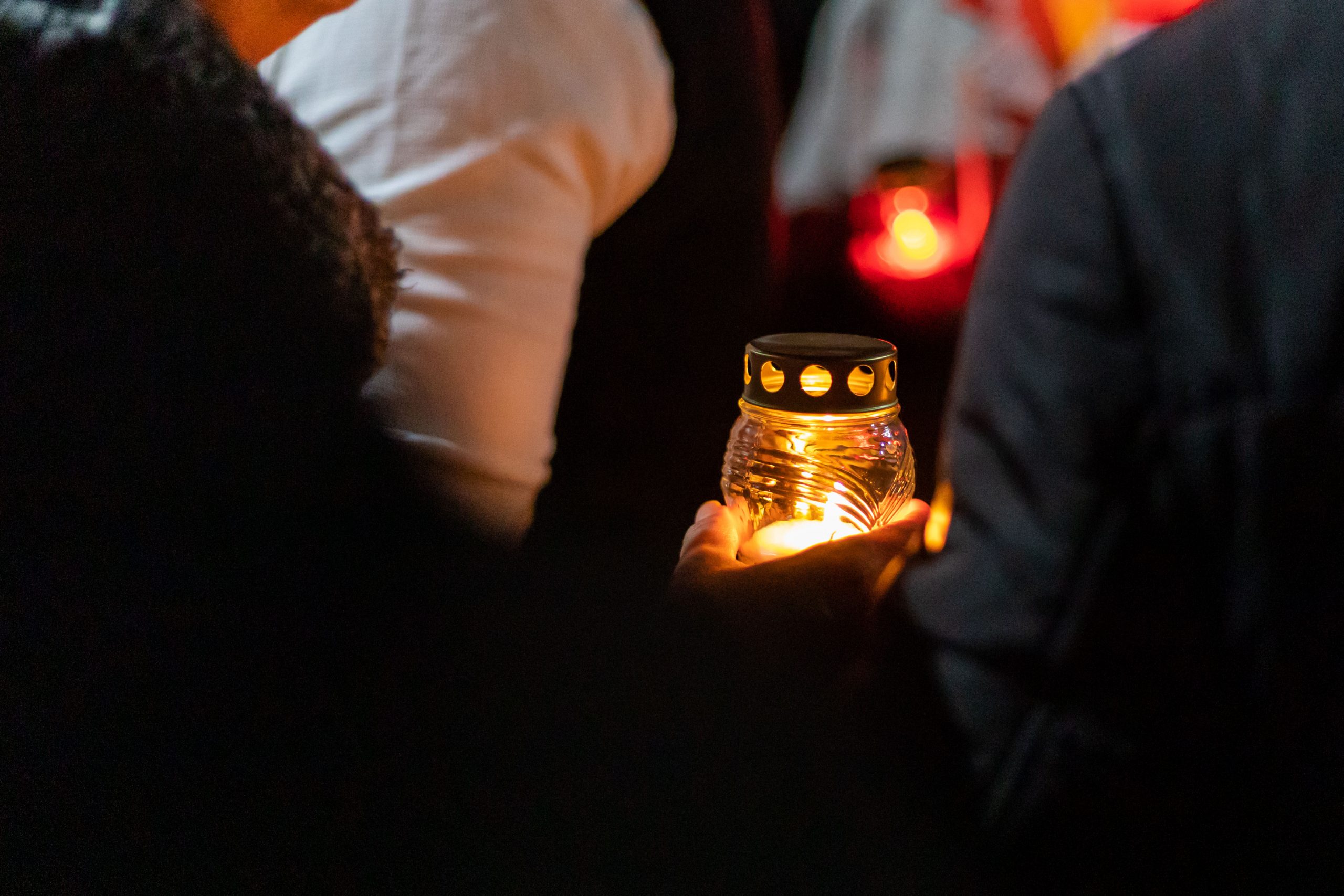 De unde vine Lumina Sfântă și ce facem cu lumânarea din noaptea de ...