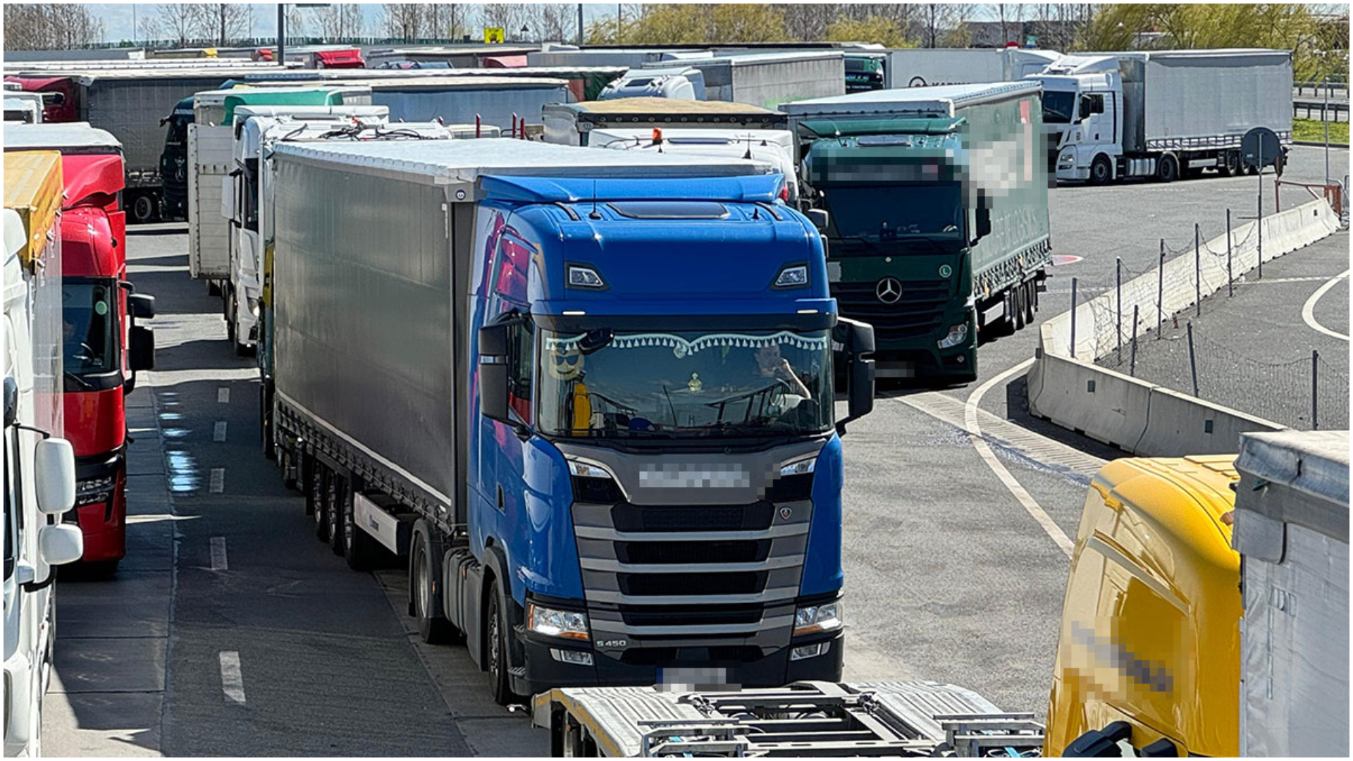 Aglomerație la frontiera cu Ungaria, prin vama Nădlac 1 și Petea, după ...