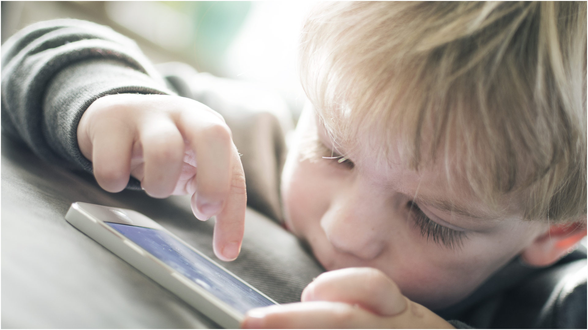 STUDIU: Copiii din România folosesc rețelele sociale încă de la vârsta ...