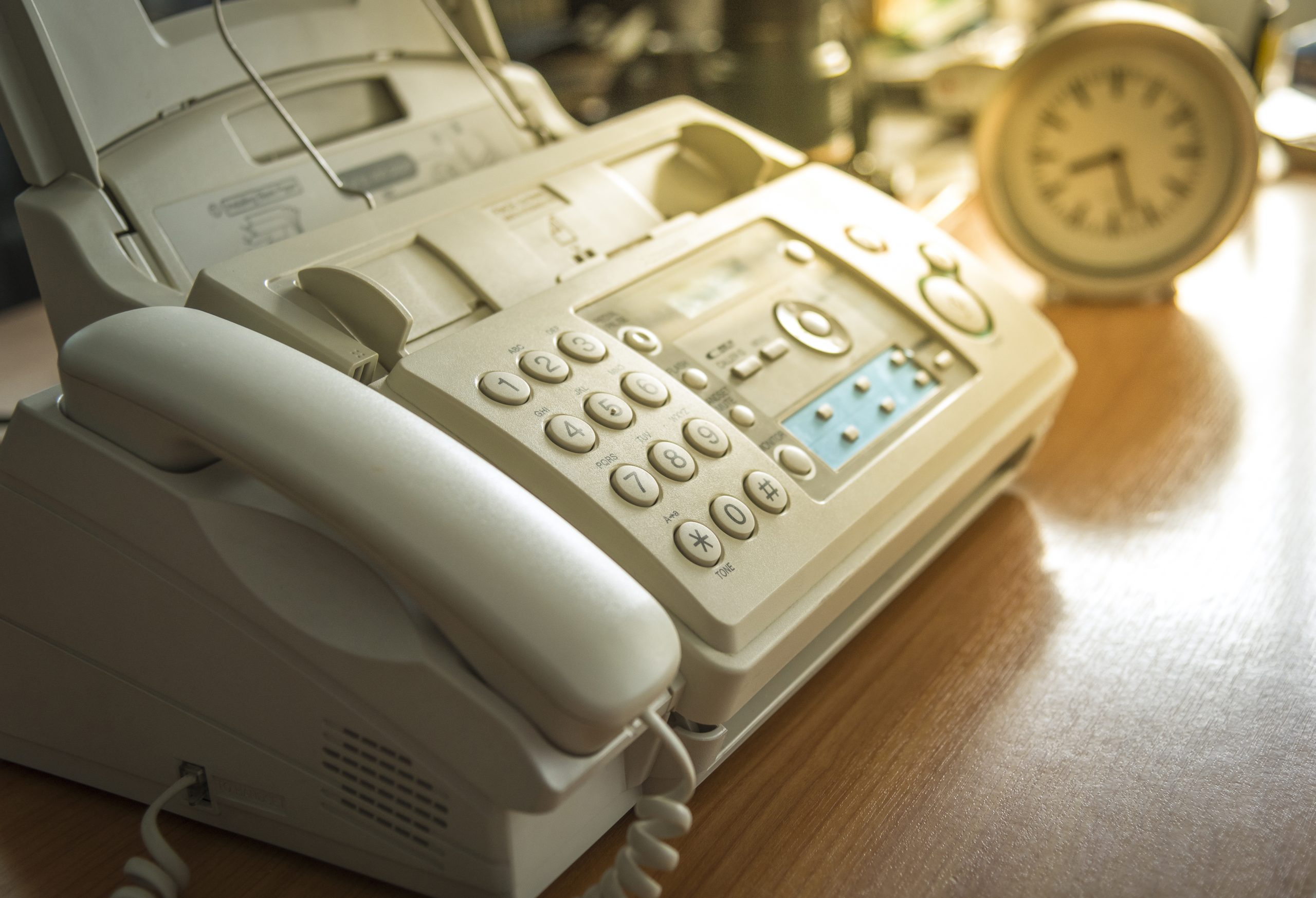 LUMEA SUB OCHII TĂI. Evoluția internetului: De la fax la ChatGPT ...