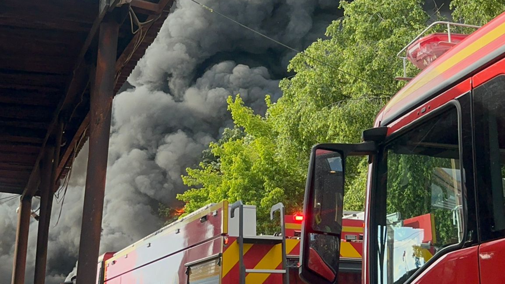 Incendiu la un depozit de mase plastice în Bacău. Se manifestă violent ...