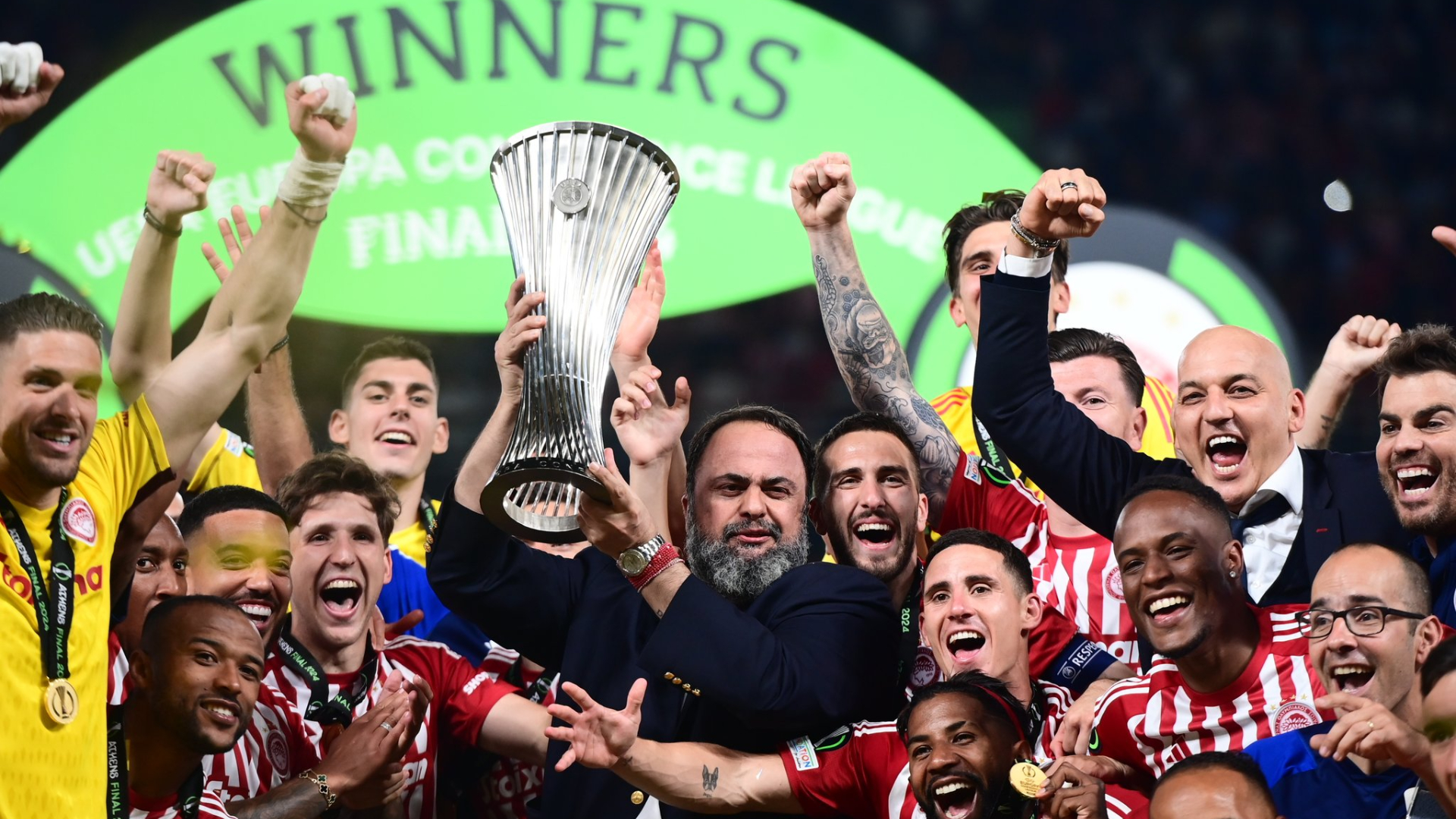 Olympiacos, prima echipă de fotbal elenă care câștigă un trofeu ...