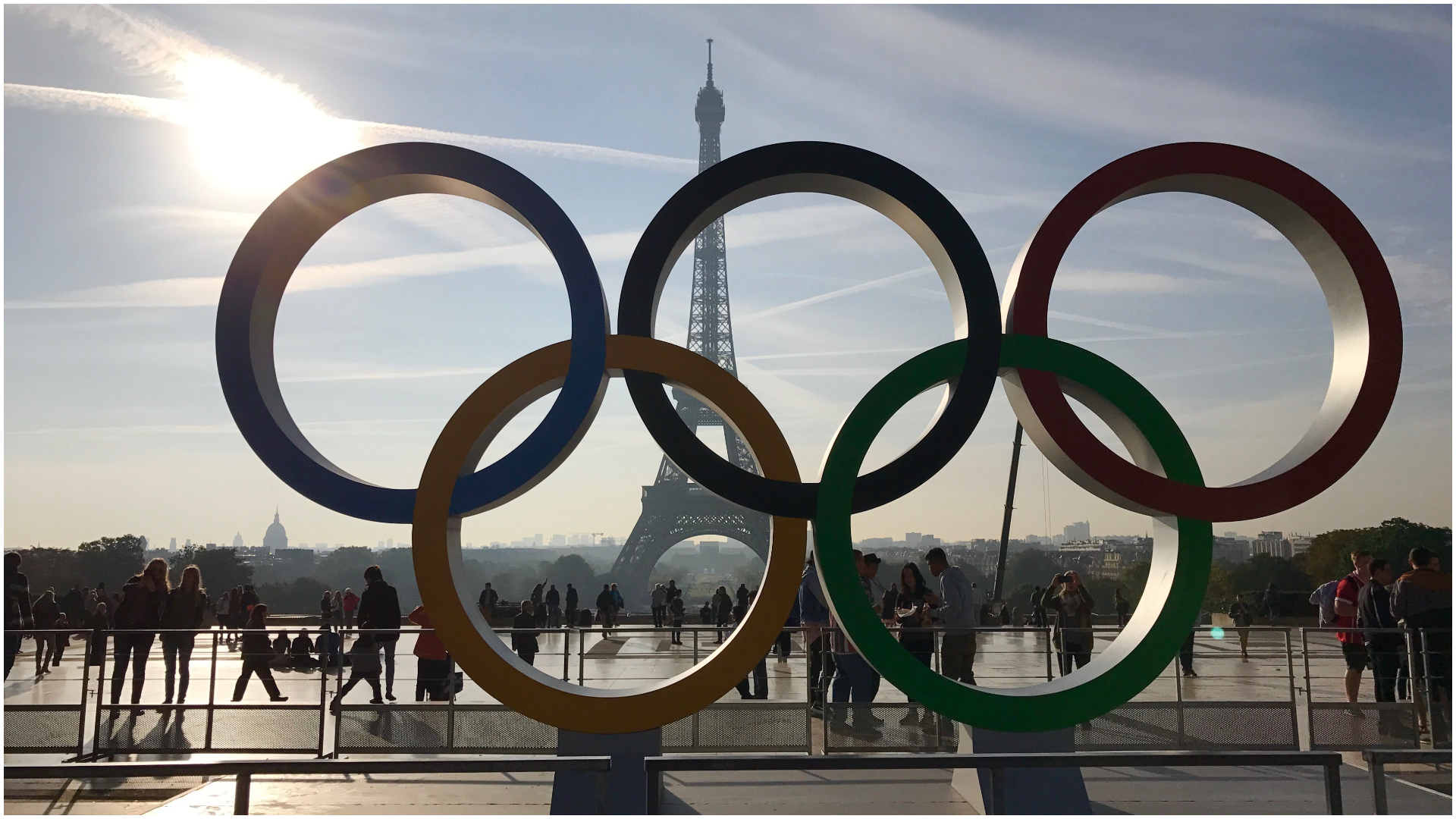 JO 2024. Cercurile olimpice, simbolul Olimpiadei, au fost instalate pe ...