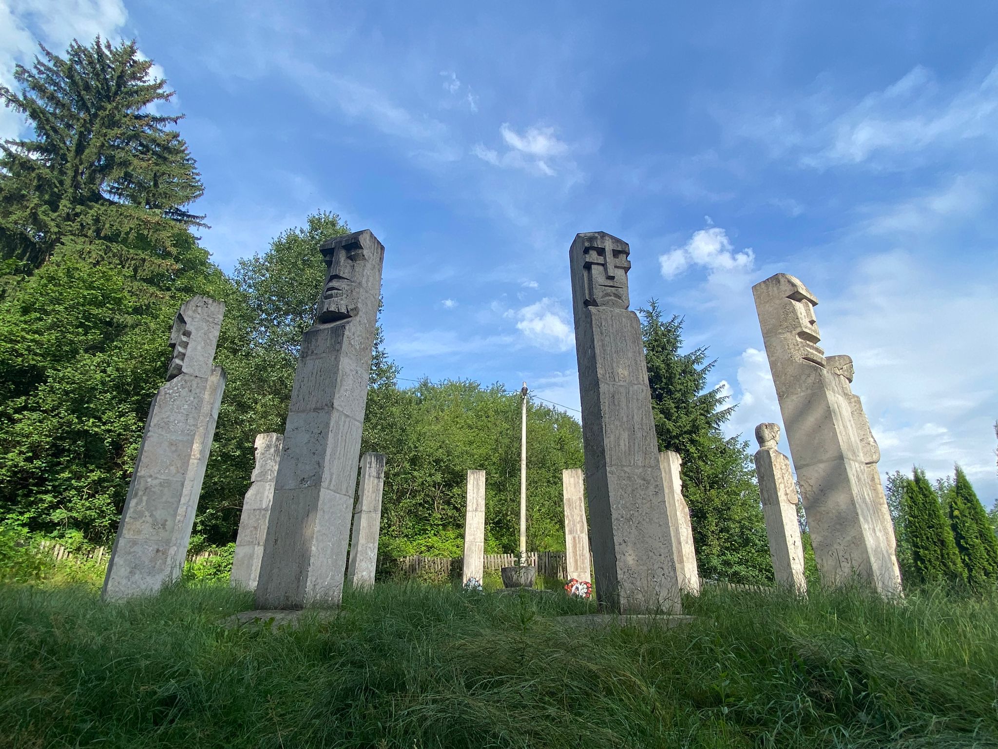 Monumentul de la Moisei comemorează un masacru din timpul celui de-al ...