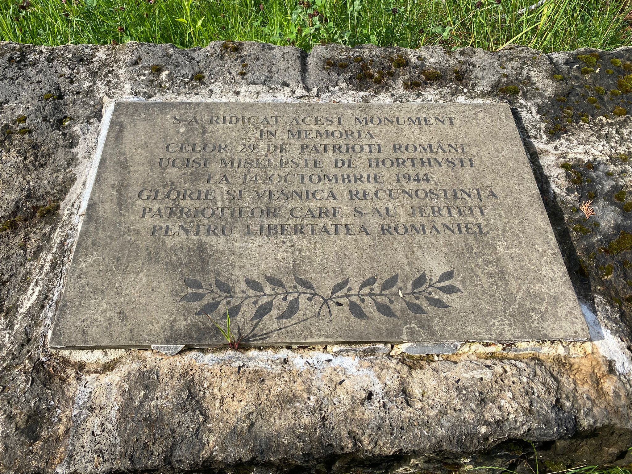 Monumentul de la Moisei comemorează un masacru din timpul celui de-al ...