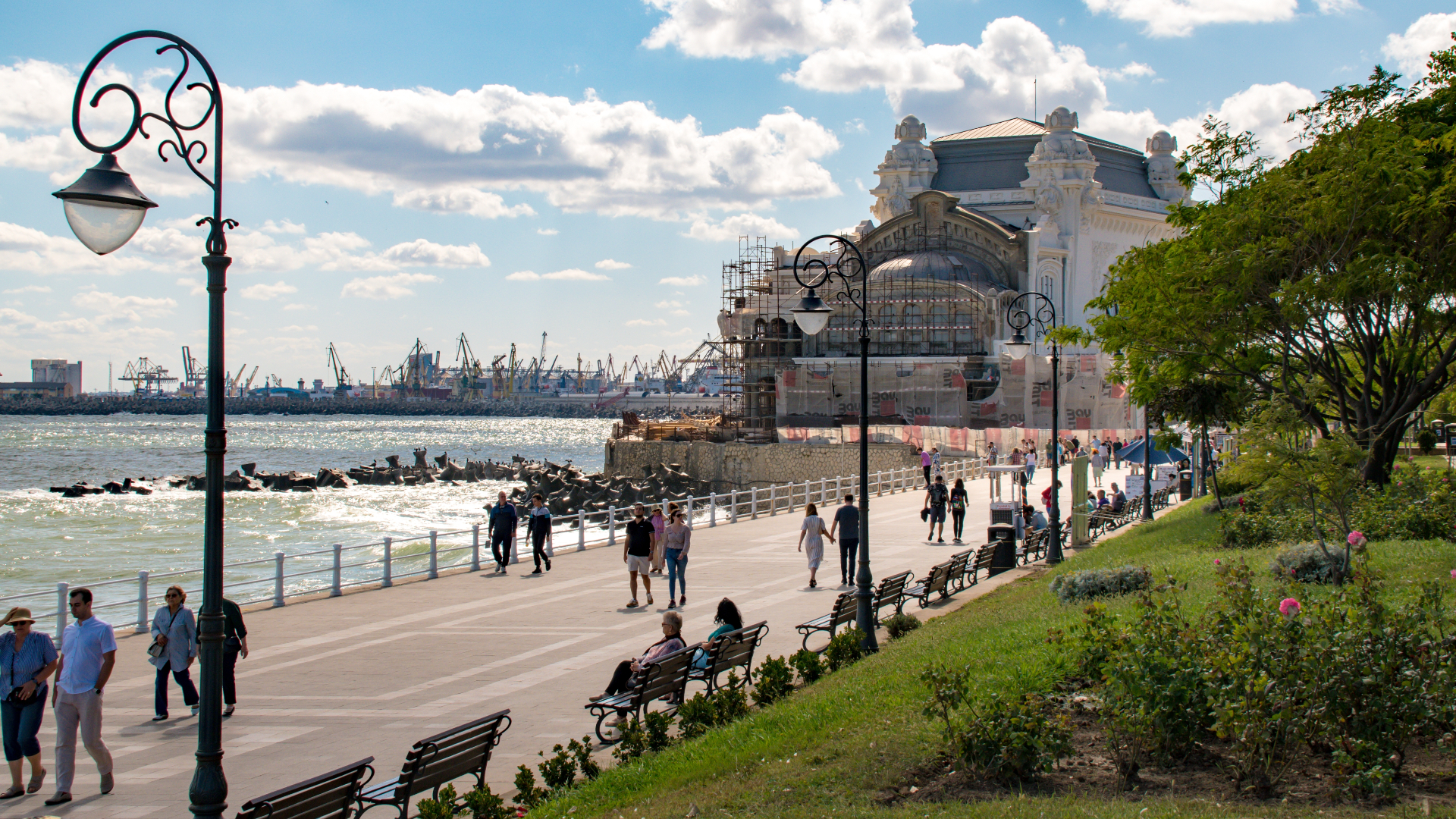 Litoralul, zona în care trăiește cea mai mare comunitate comasată de ...